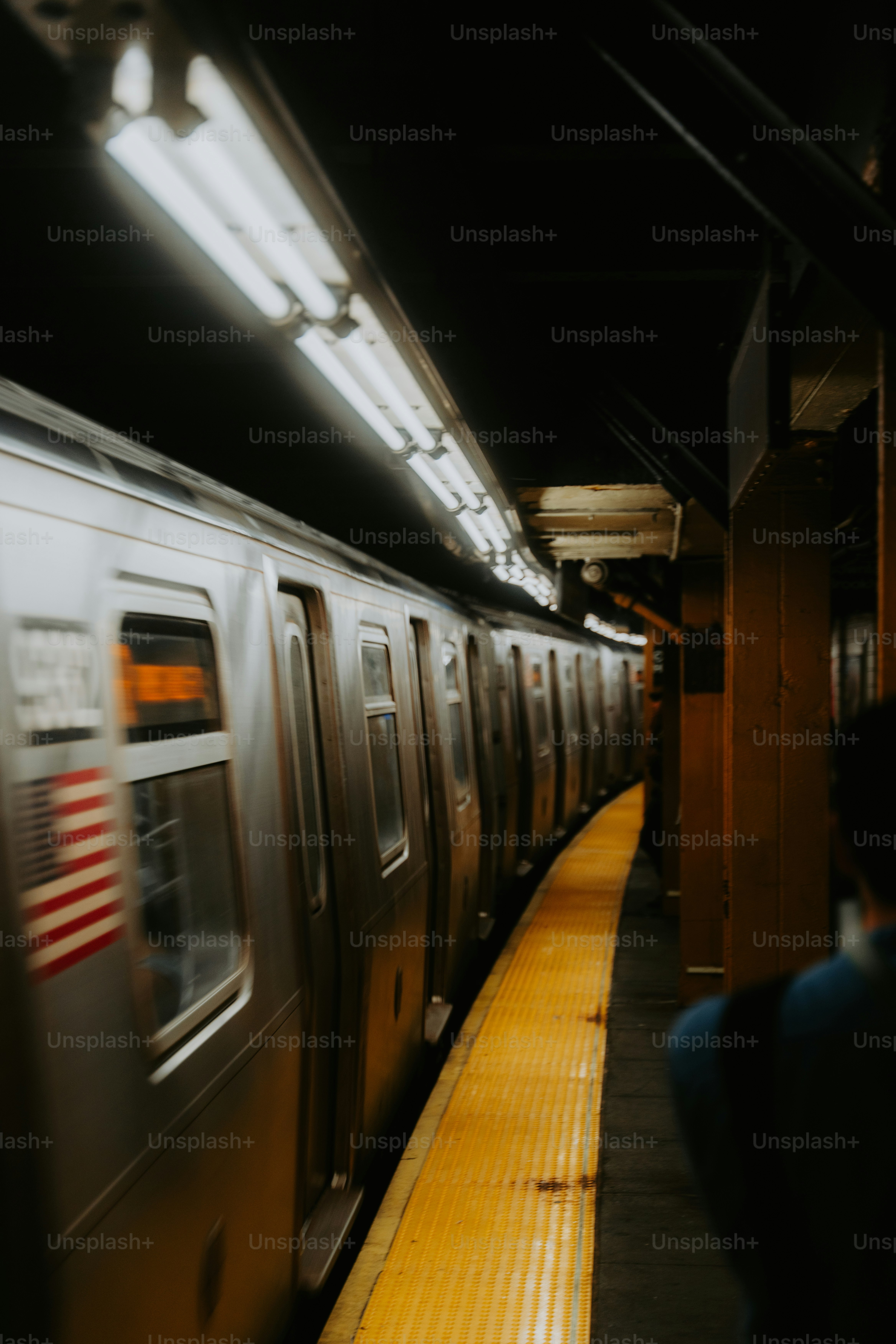 A subway train pulling into a train station photo – City Image on Unsplash