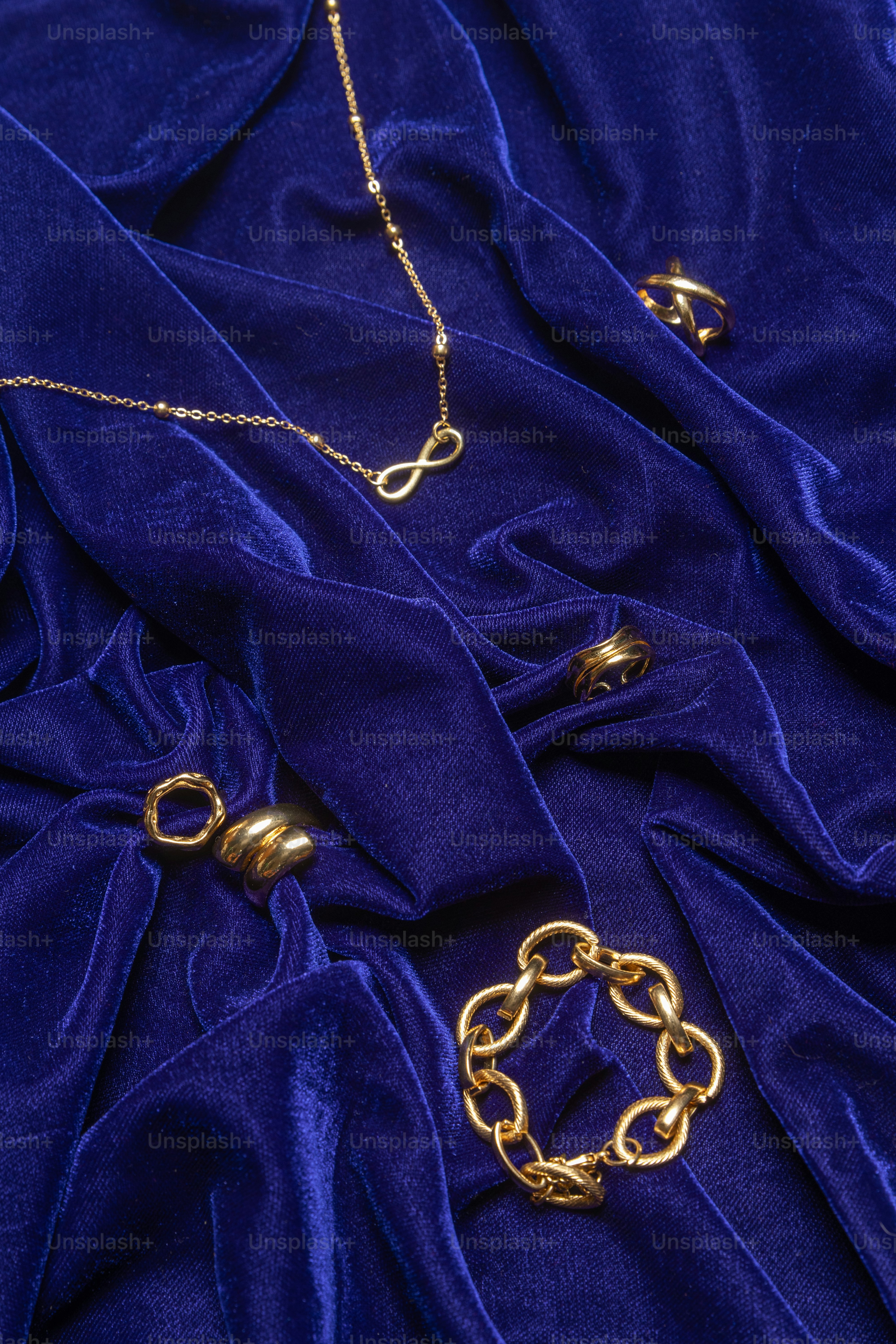 A blue cloth with a gold chain on it photo – Texture Image on Unsplash