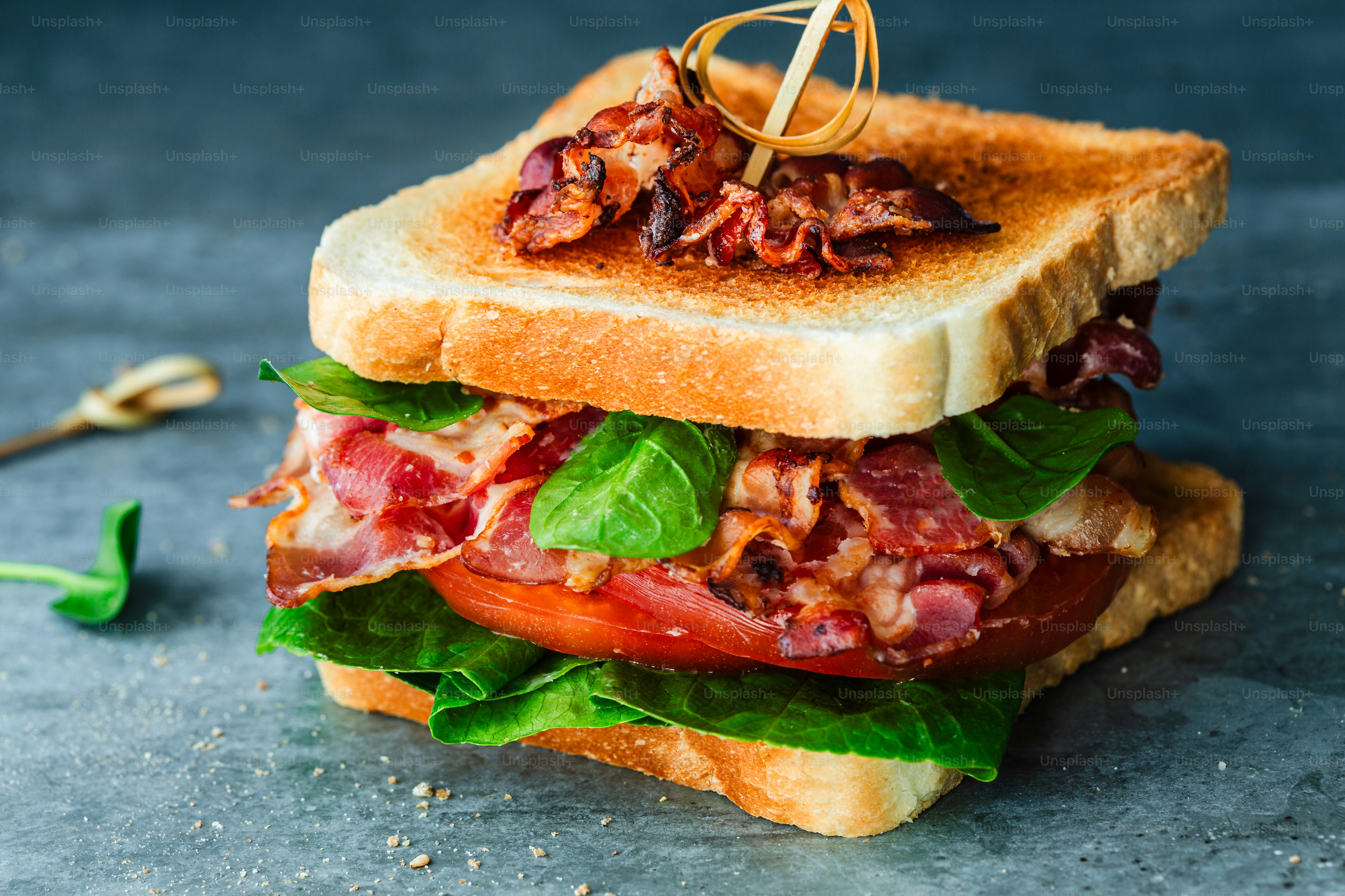 A close up of a sandwich on a table photo – Sandwiches Image on Unsplash