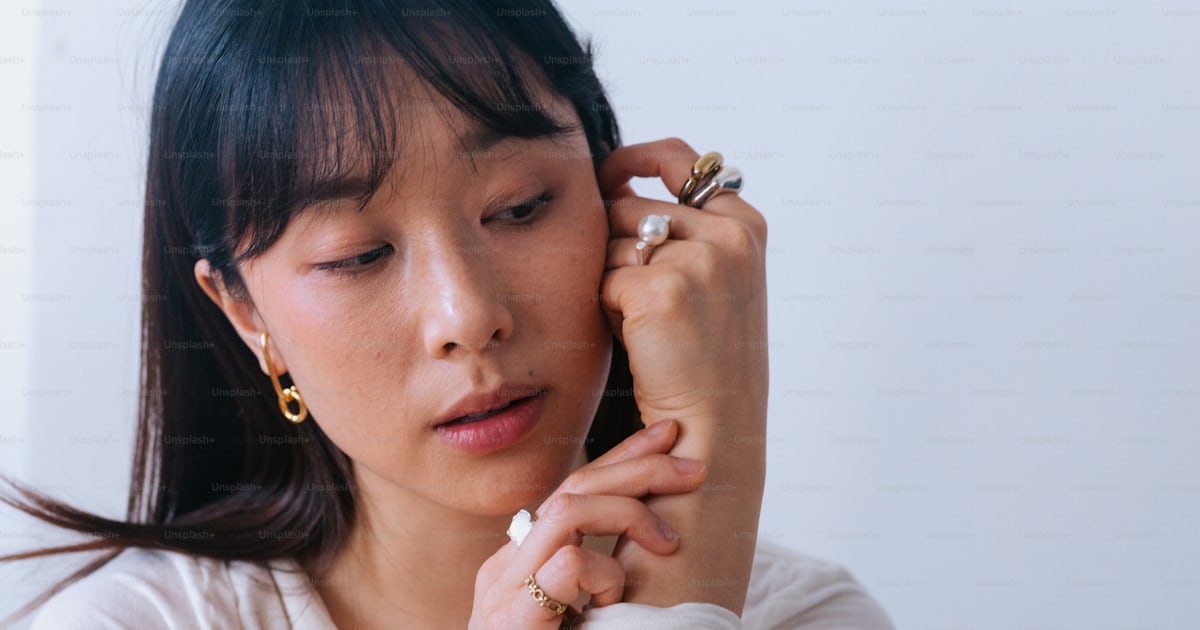 손을 귀에 대고 있는 여자 사진 Unsplash의 최소 이미지