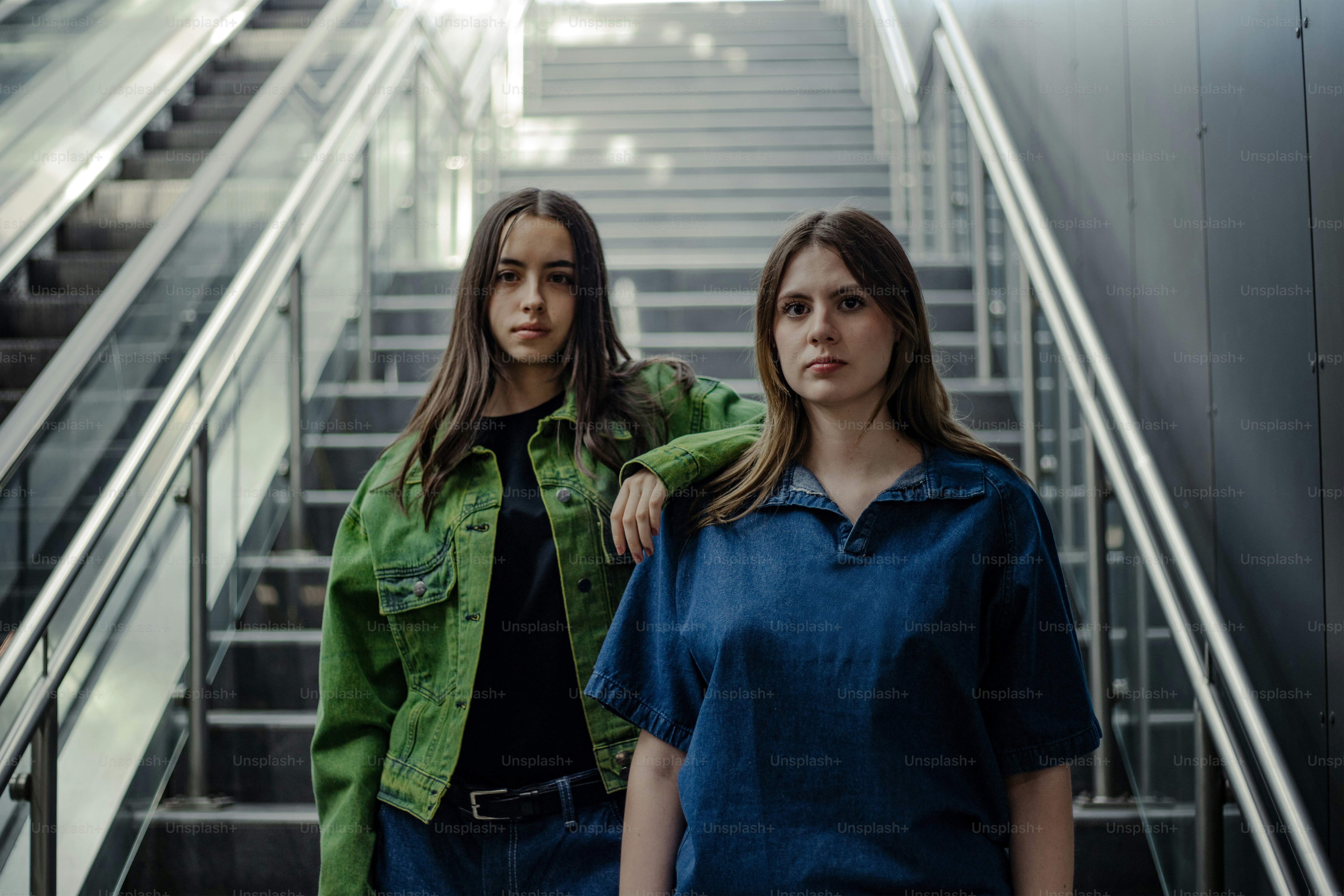 A couple of women standing next to each other photo – Complementary ...