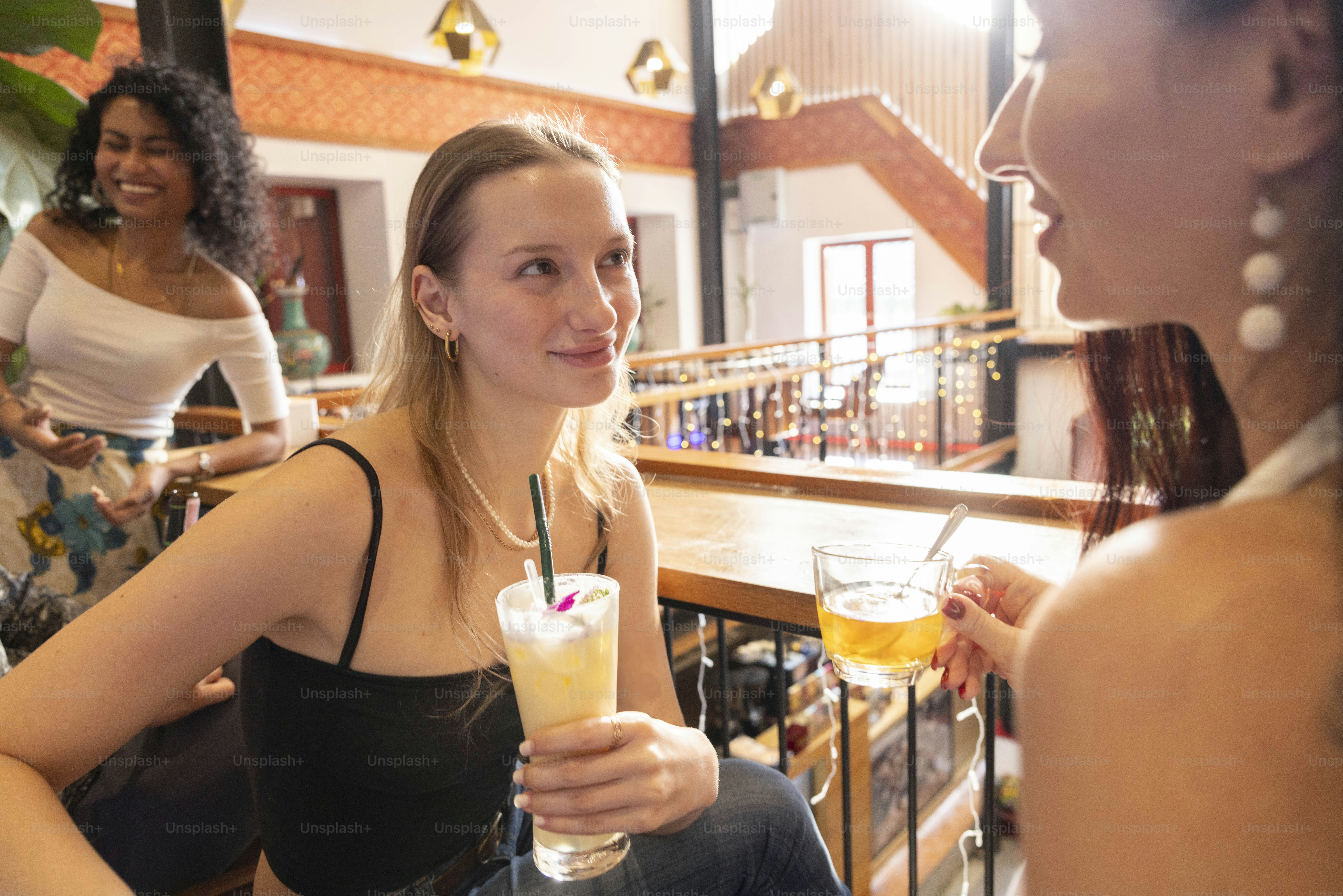 Tres amigos están disfrutando de unas copas en un bar. foto – Imagen de ...