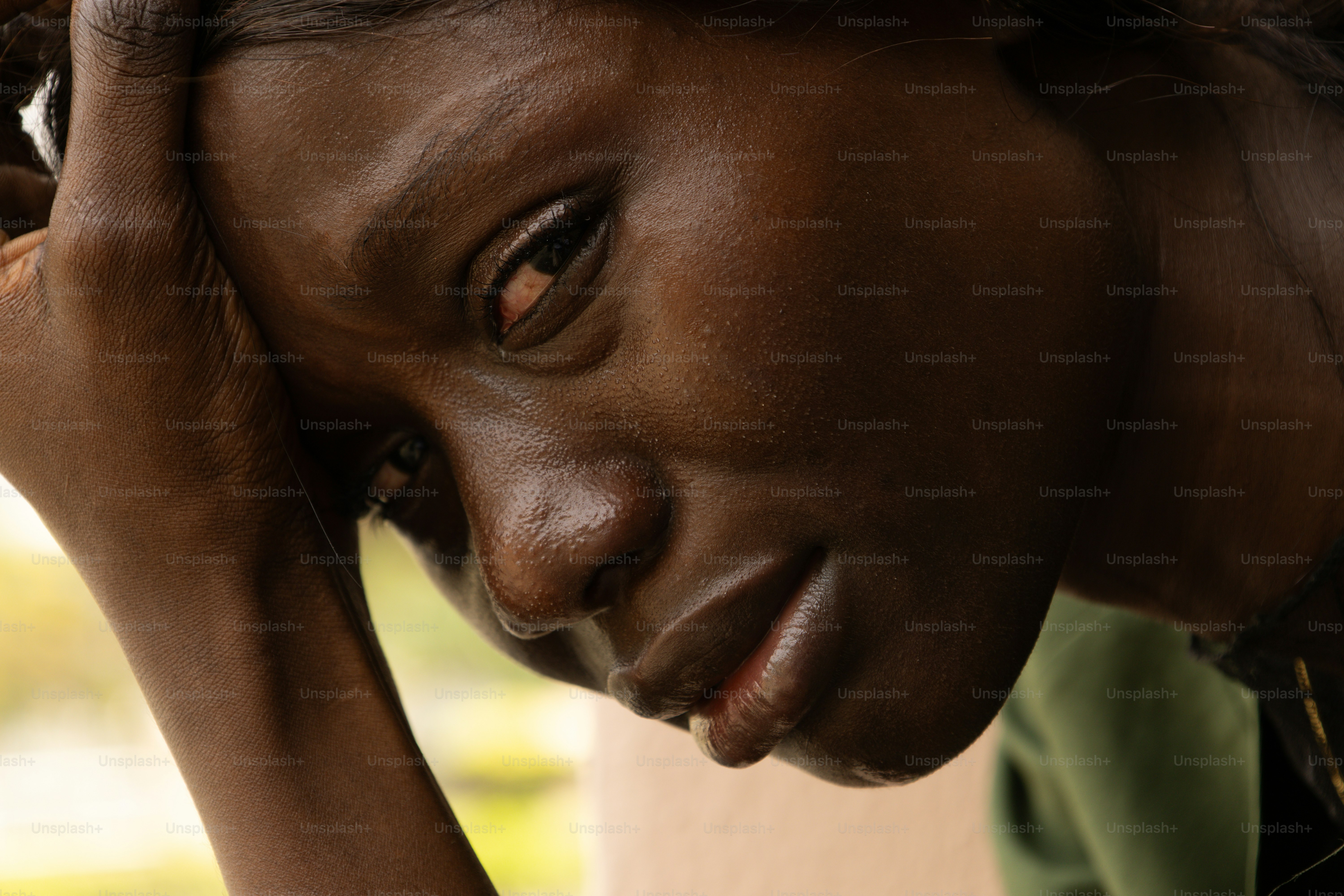 Una mujer parece estar triste o angustiada. foto – Imagen de Depresión ...