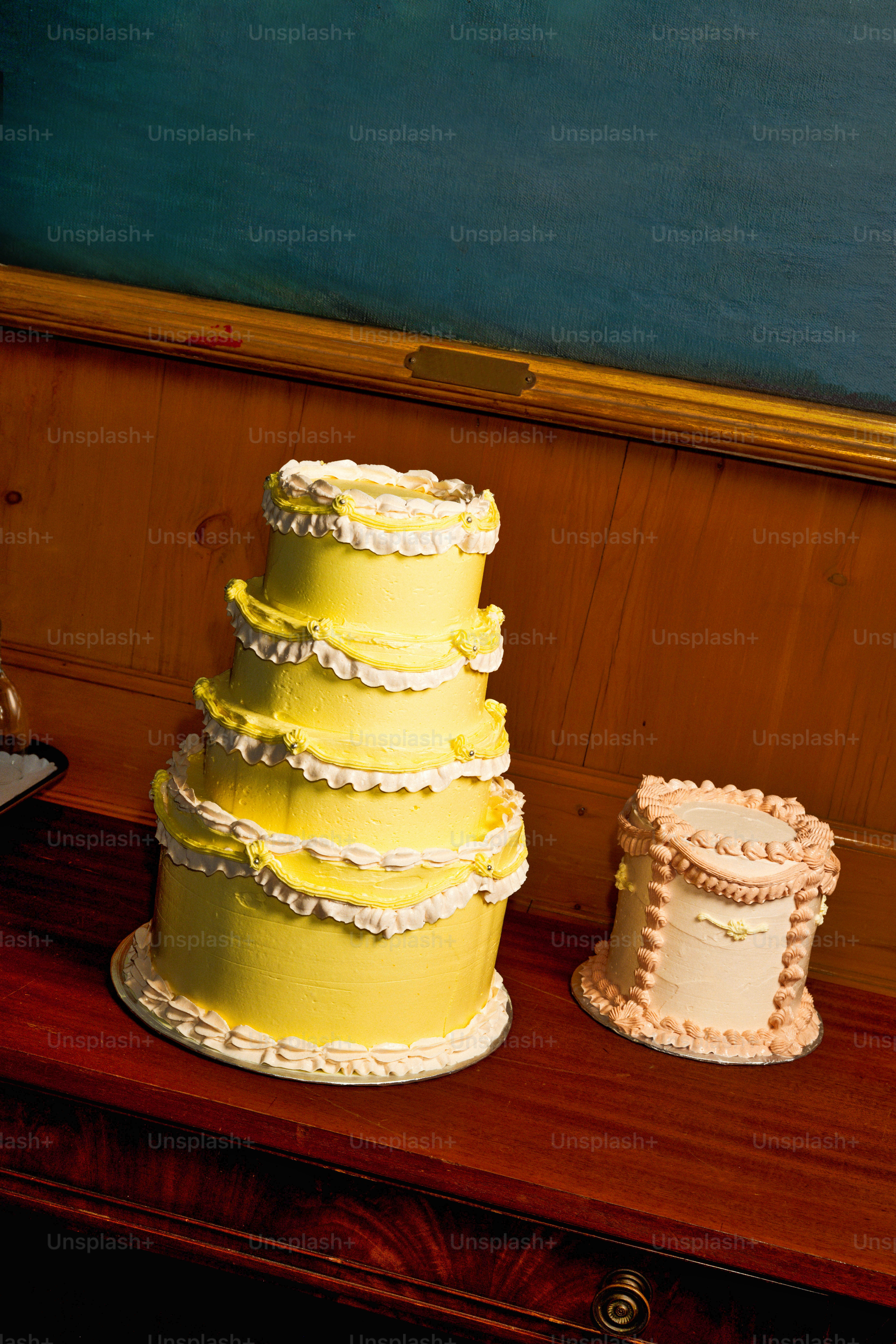 Cakes of various sizes and colors sit on stairs. photo – Cake Image on ...