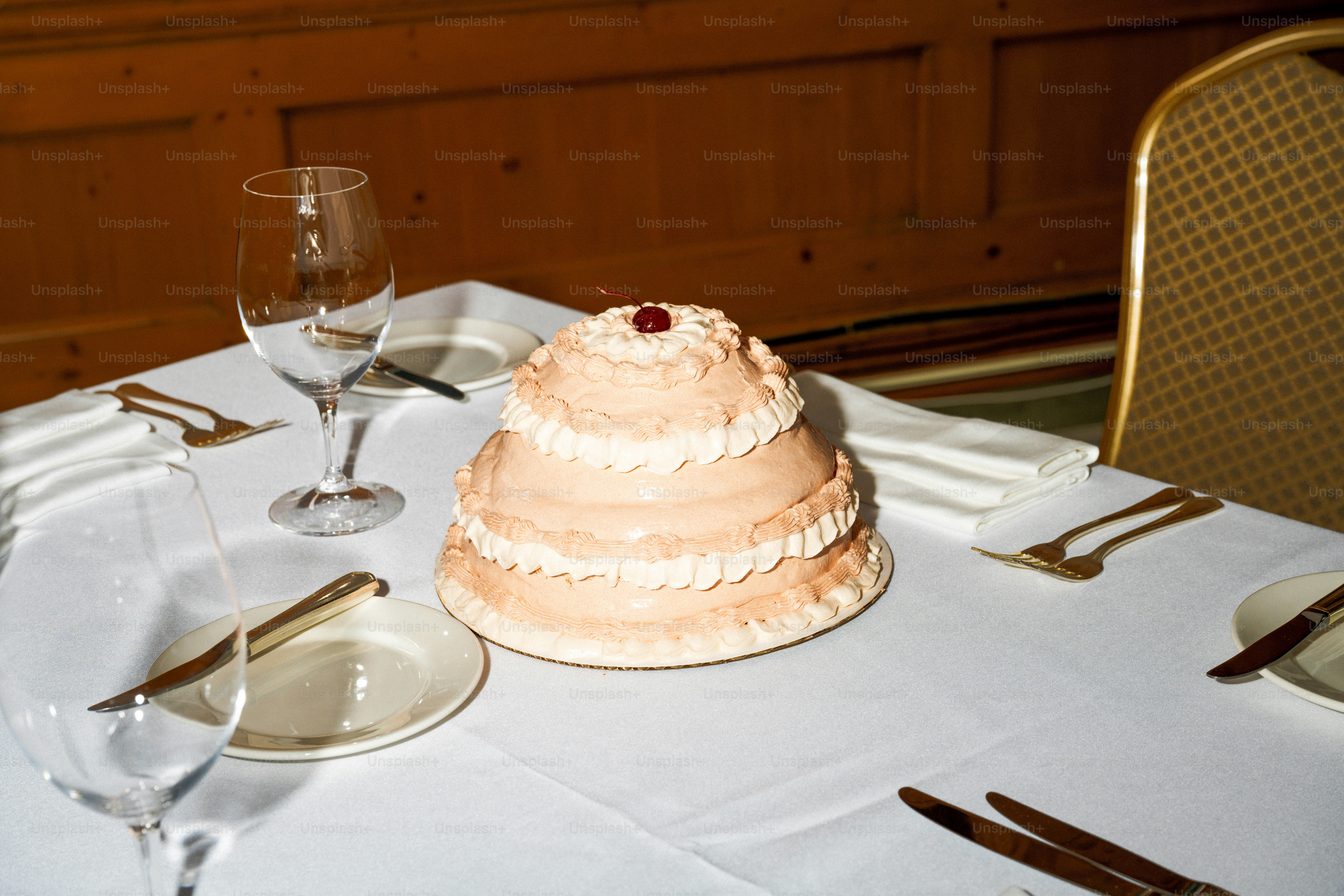 Cake on a table set for a formal dinner. photo – Cake Image on Unsplash