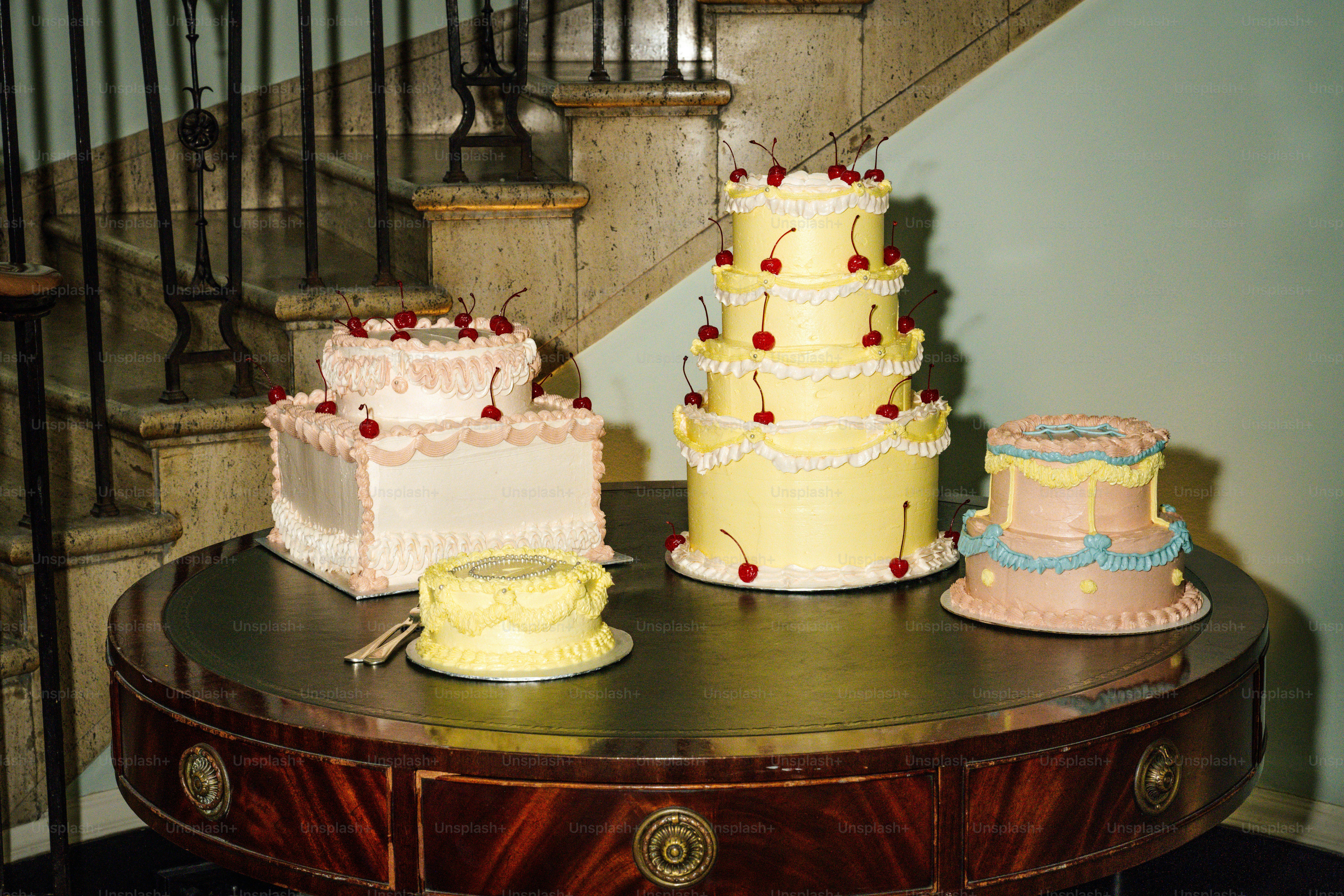 Cakes of various sizes and colors sit on stairs. photo – Cake Image on ...