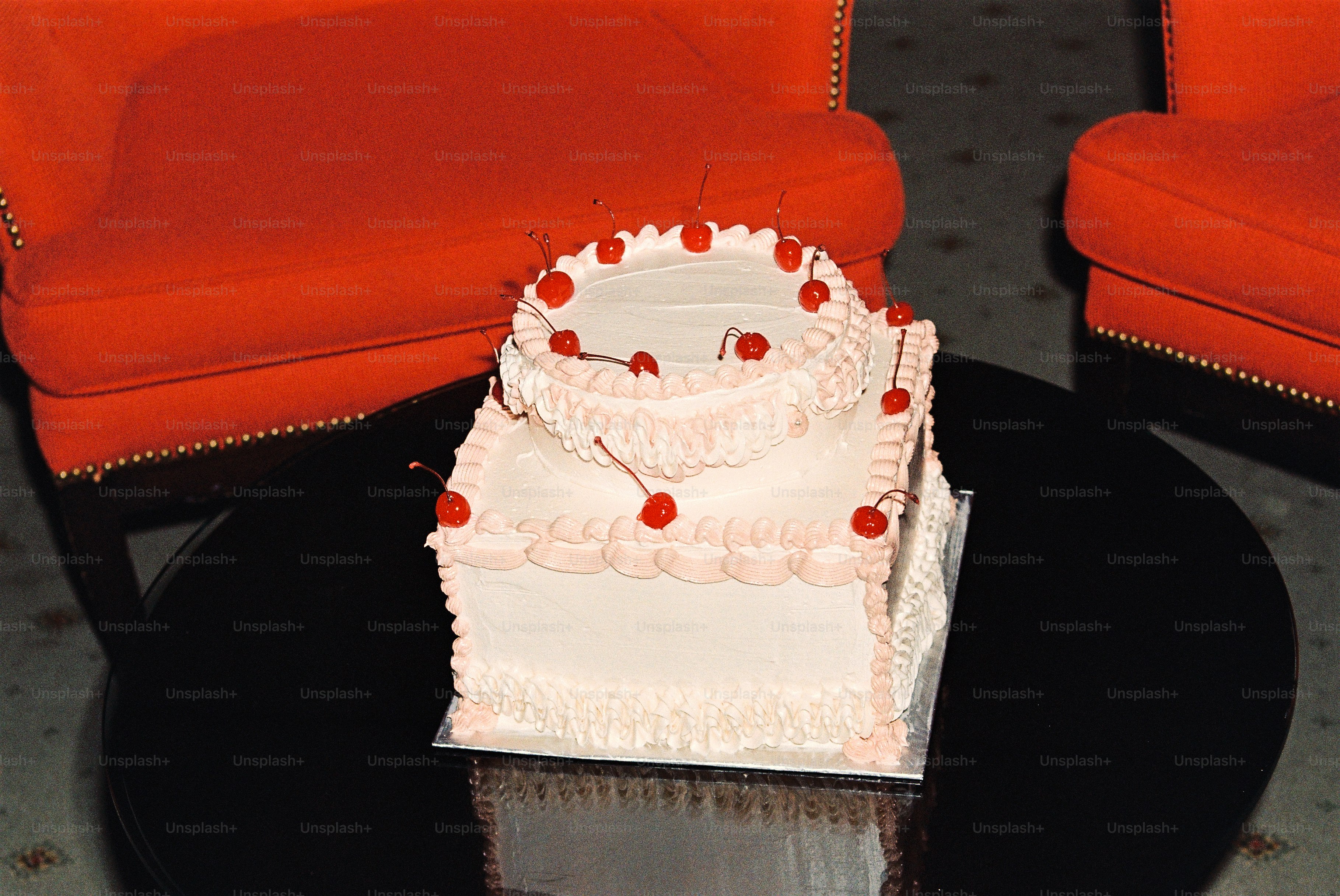 A two-tier cake sits on a table. photo – Vintage cake Image on Unsplash