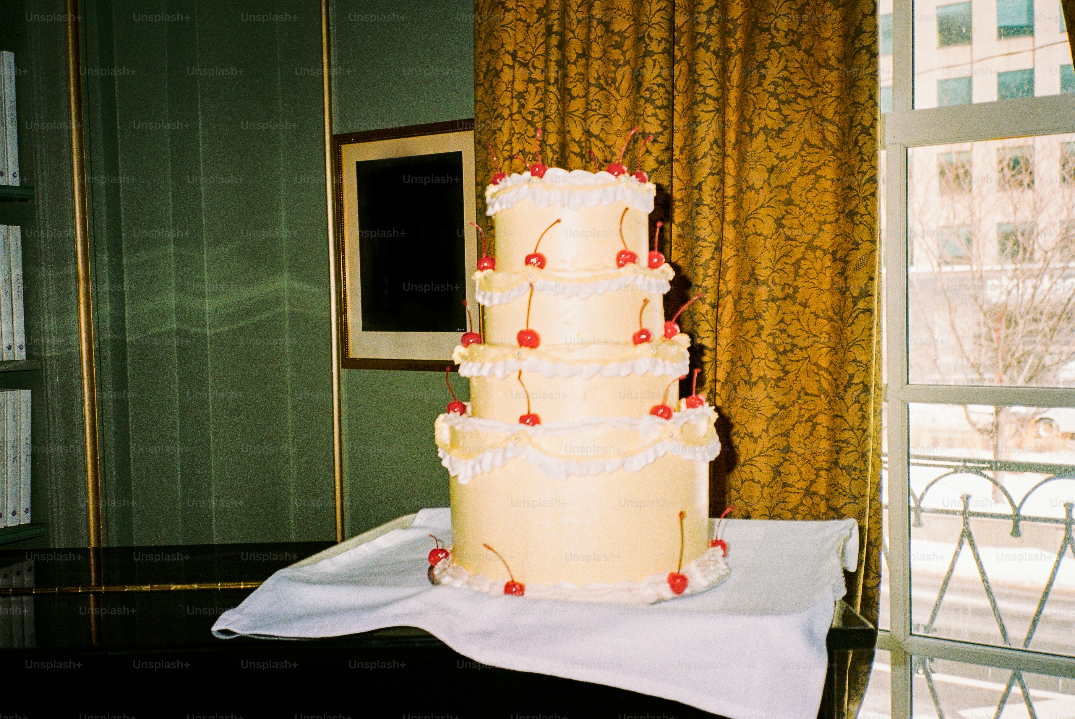 Cakes of various sizes and colors sit on stairs. photo – Cake Image on ...