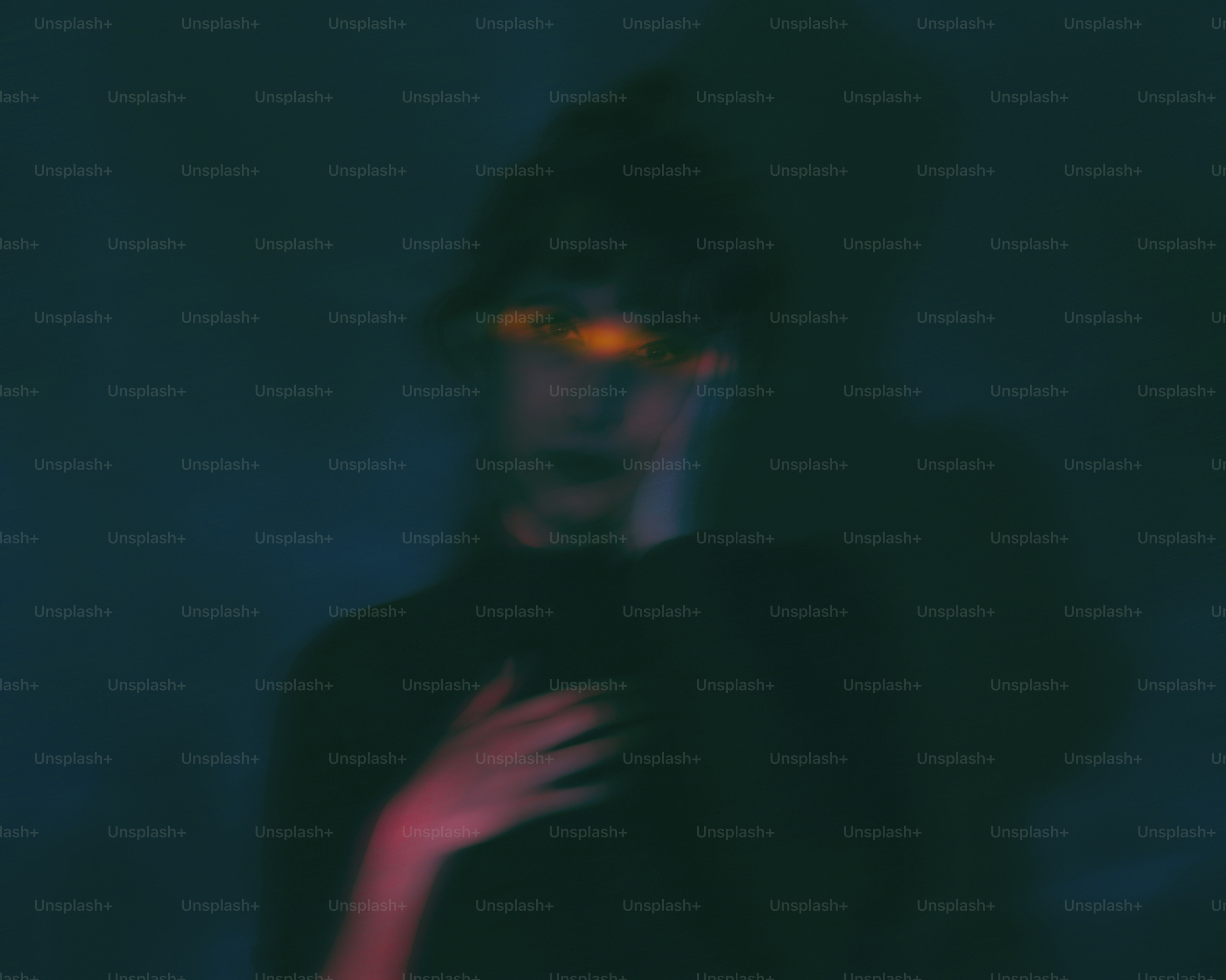 Una figura oscura y misteriosa con ojos brillantes. foto – Imagen de ...