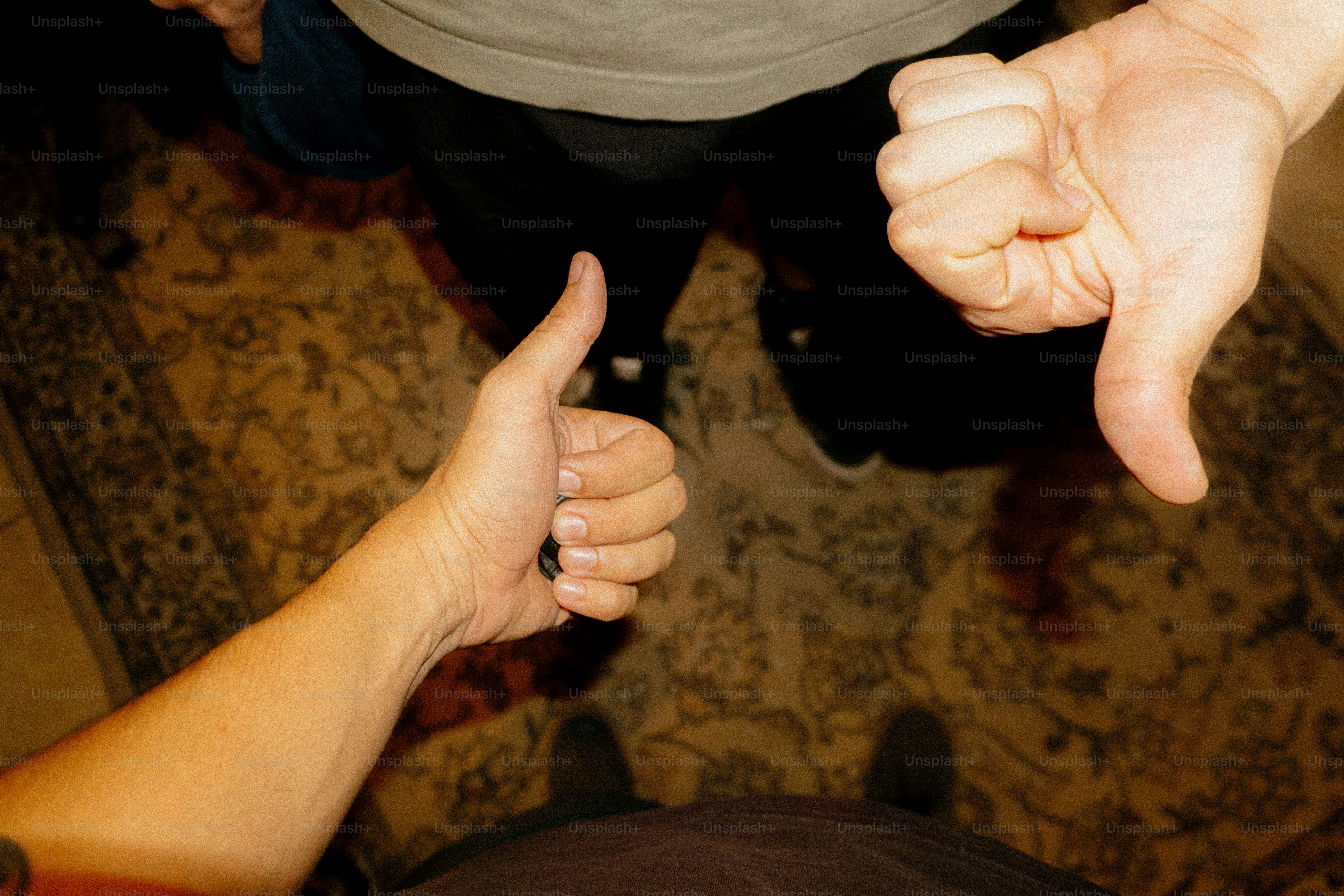 Daumen hoch und Daumen runter nebeneinander. Foto – Bild zum Thema ...