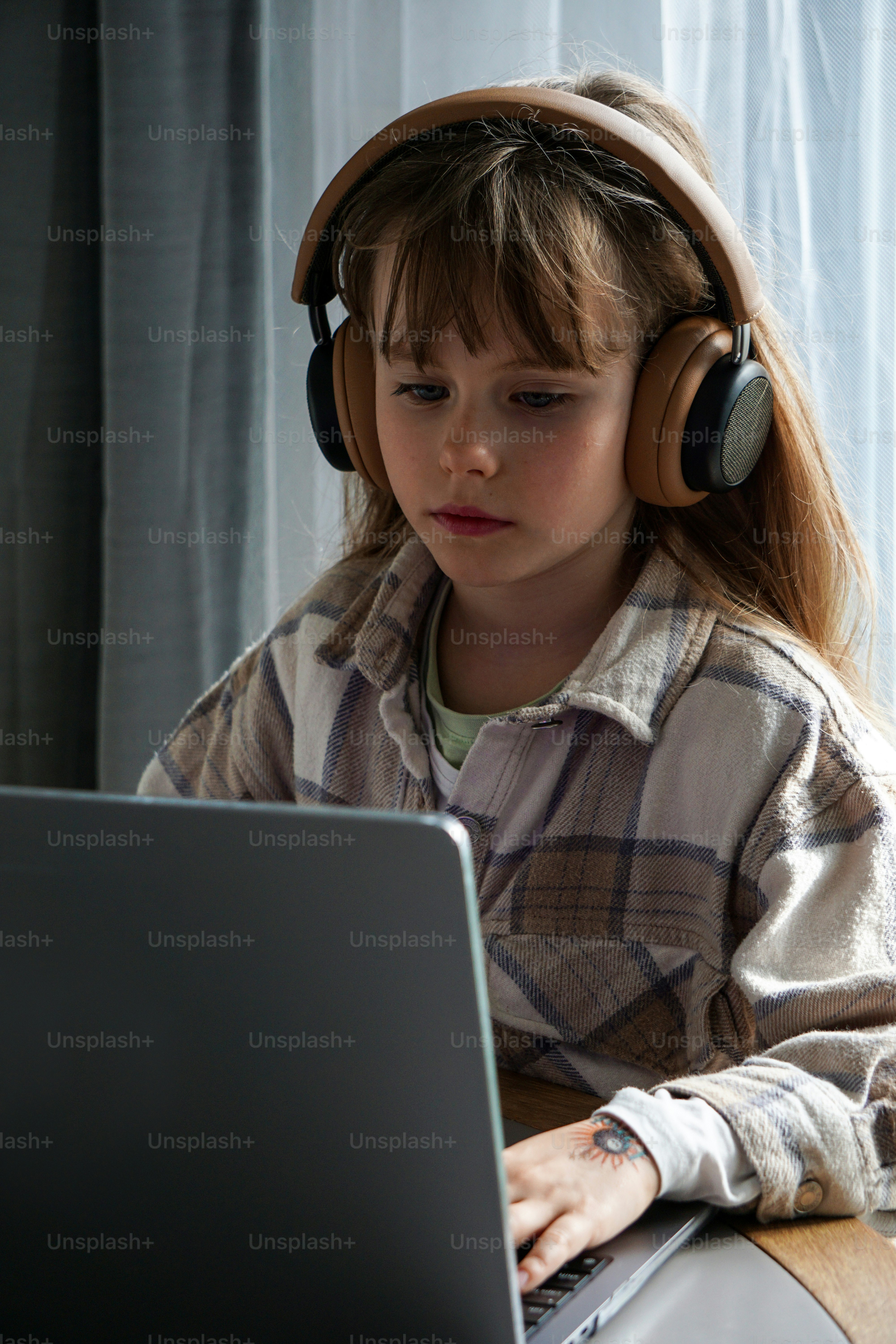 Girl is using a laptop with headphones. photo – Laptop Image on Unsplash