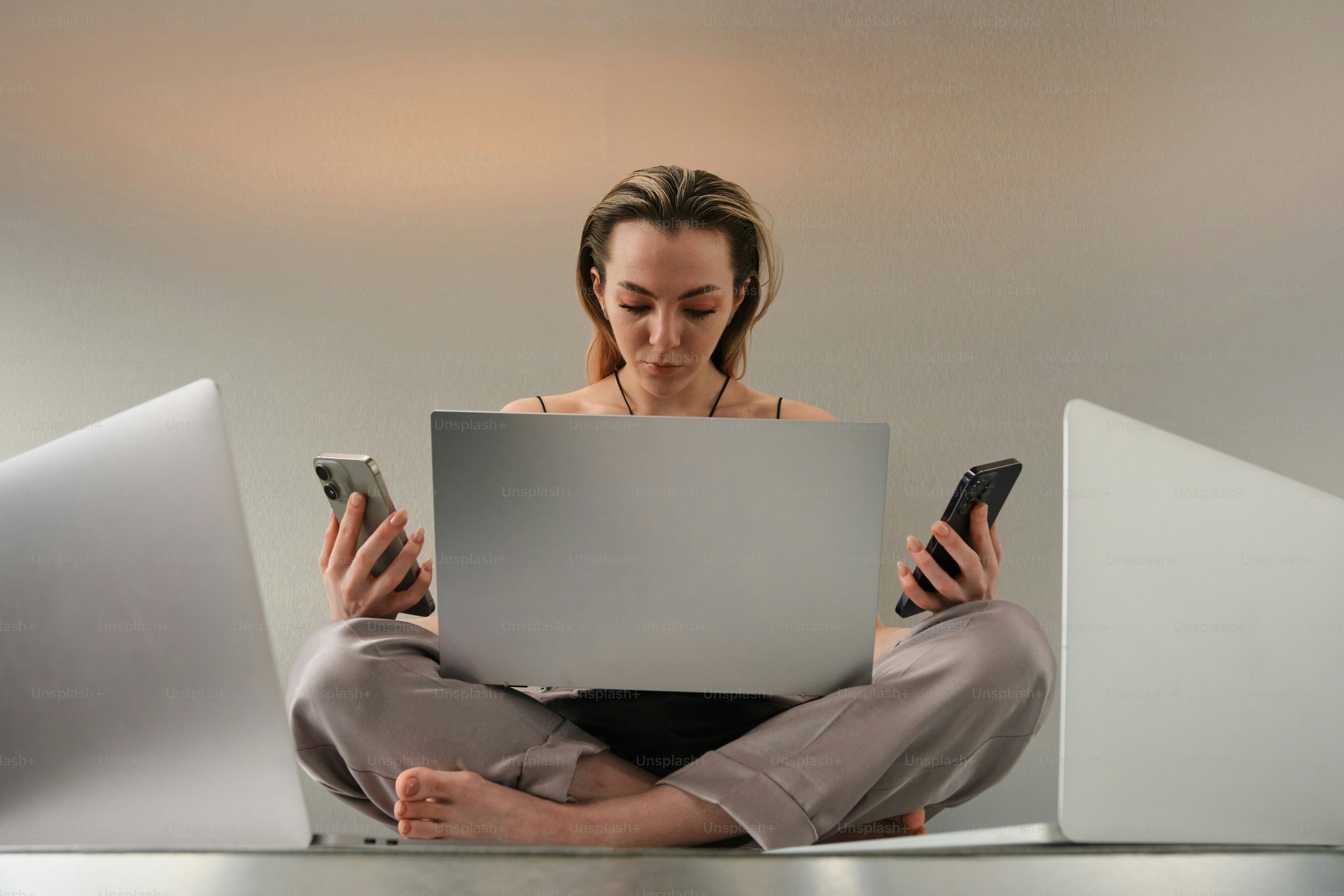 Woman is multitasking on devices with computers. photo – Woman Image on Unsplash