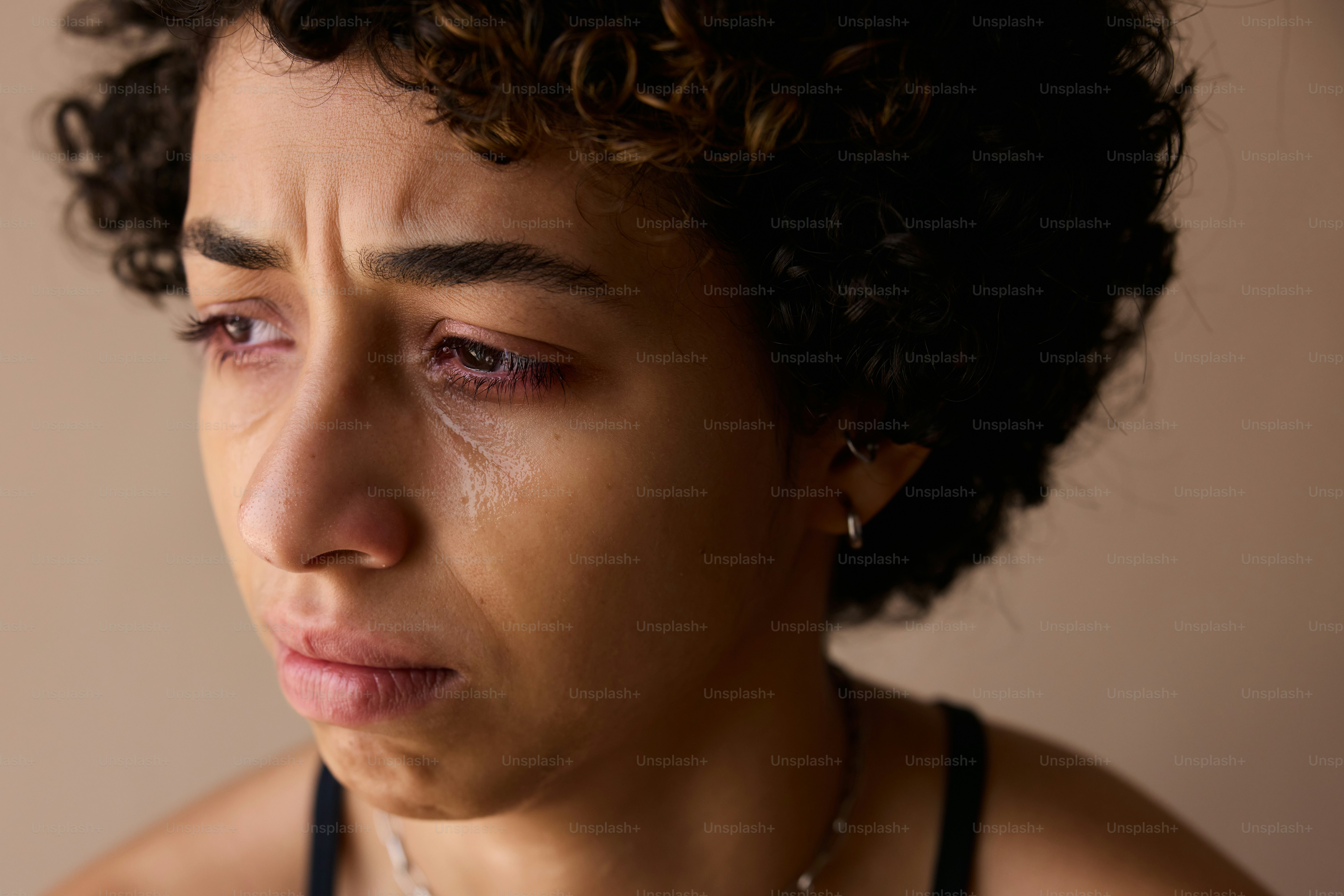 Una mujer llora con lágrimas corriendo por su rostro. foto – Imagen de ...