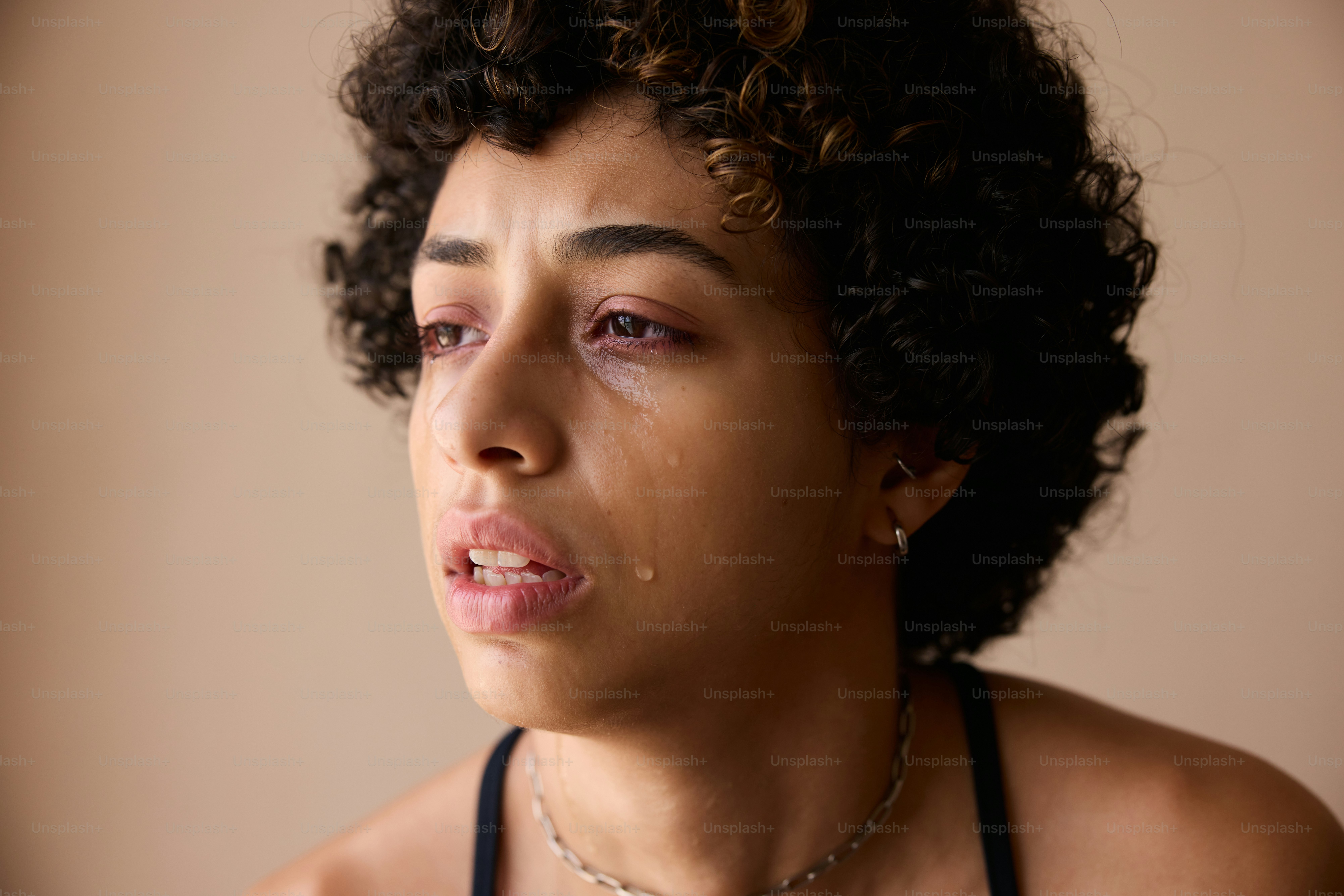 Una mujer llora y luce triste. foto – Imagen de Mujer en Unsplash