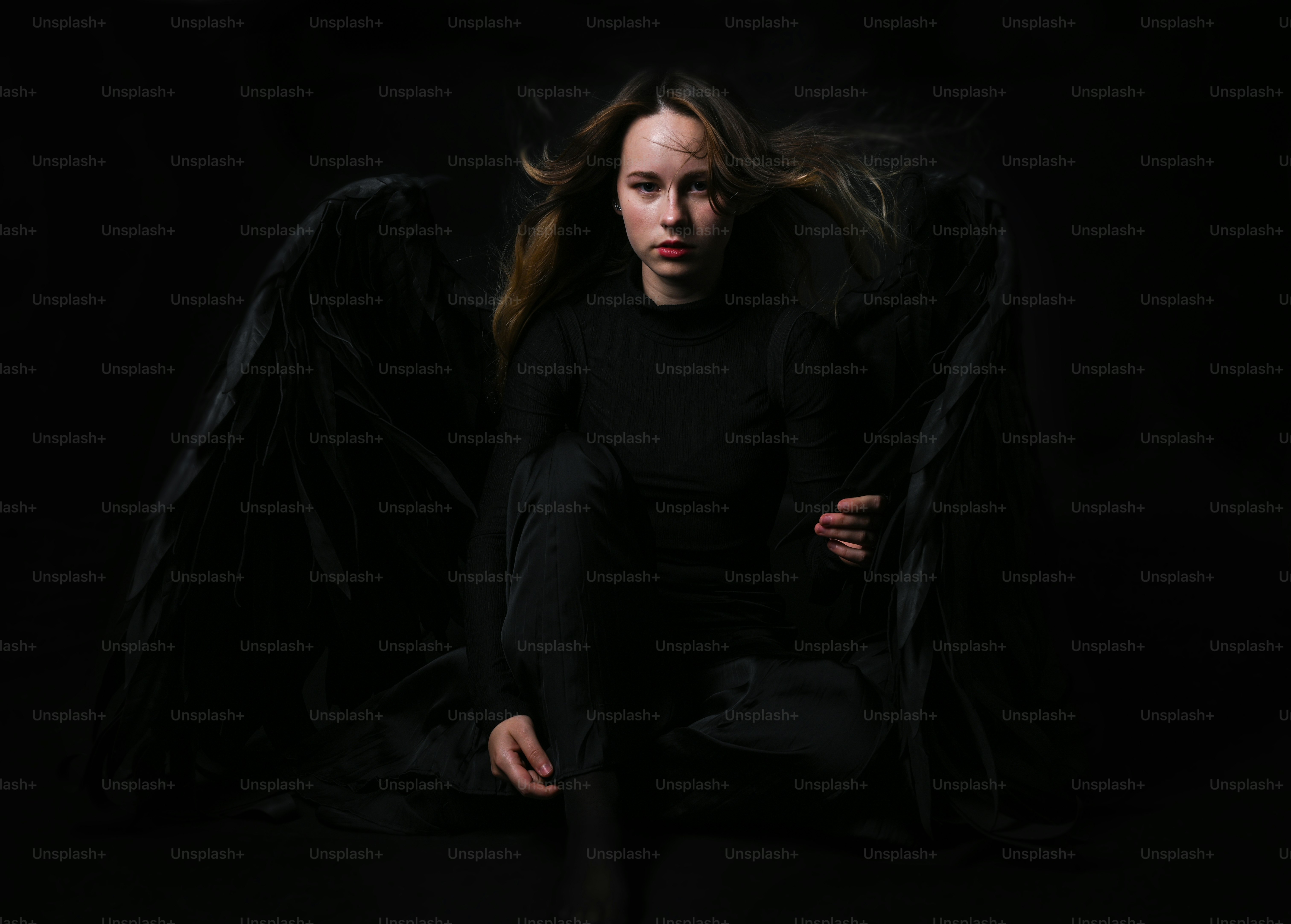 Mujer con alas negras. foto – Imagen de Retrato en Unsplash