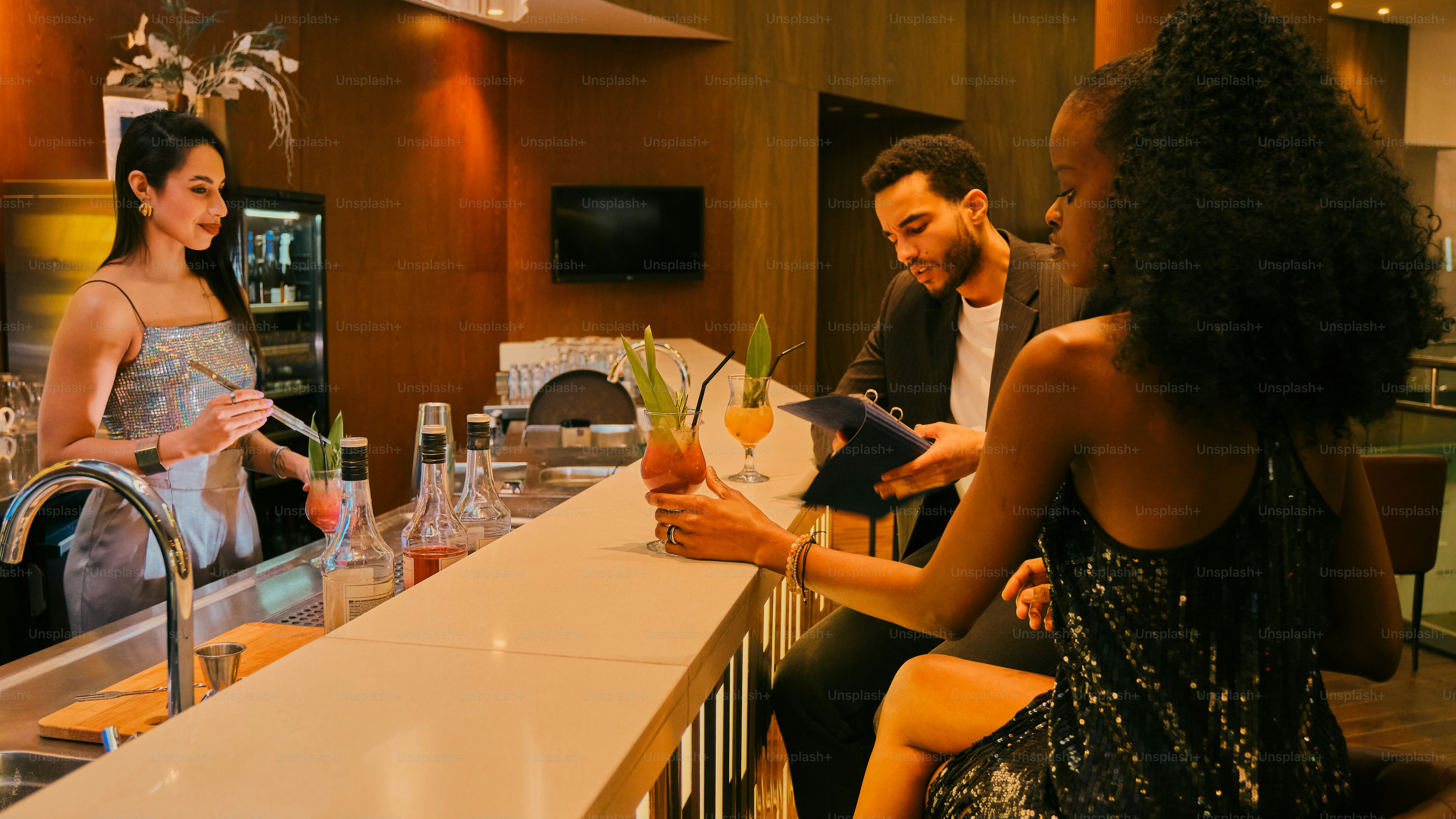People socializing and drinking cocktails at a bar. photo – People ...