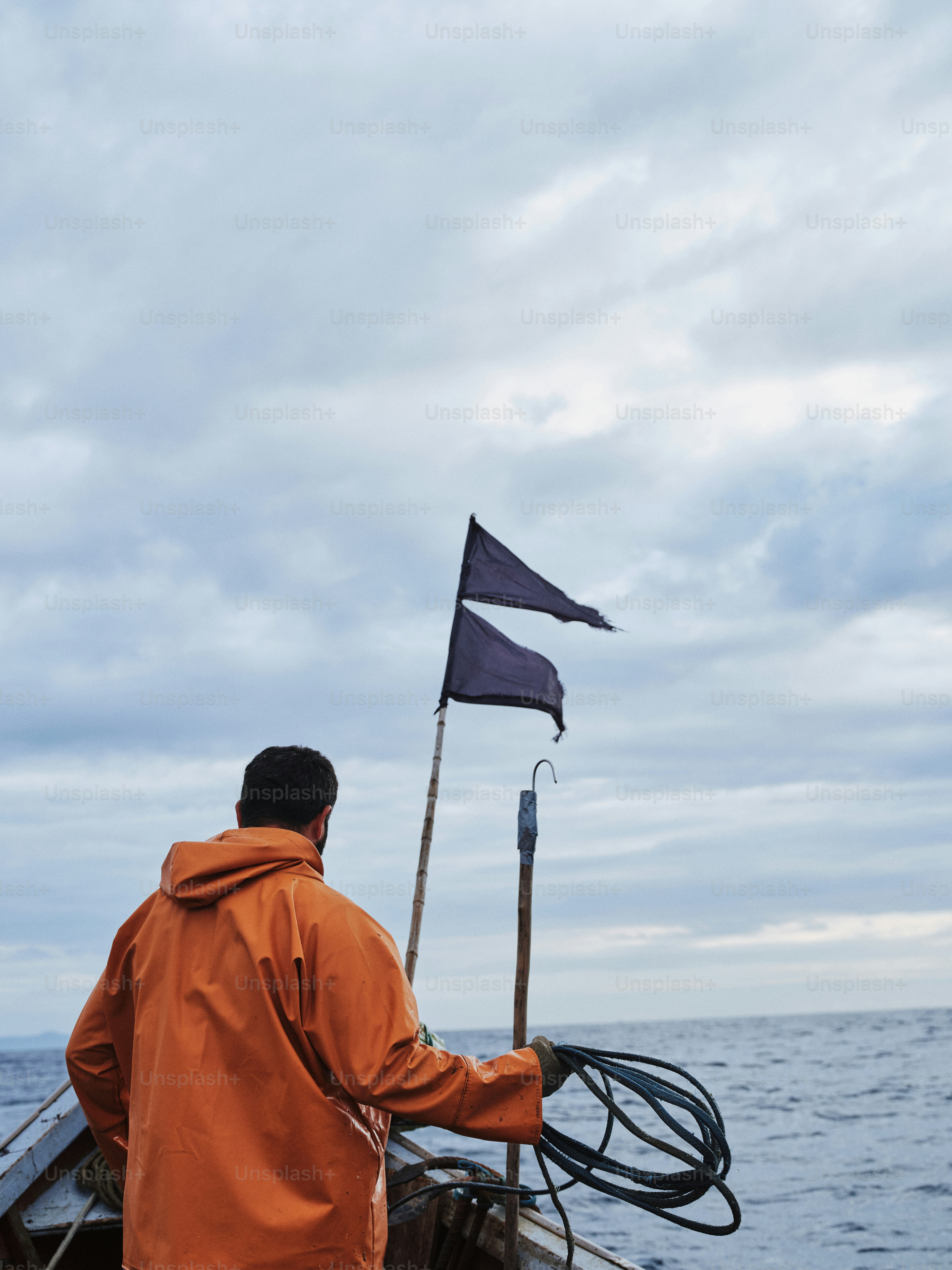 Un pescador navega el barco con banderas negras. foto – Imagen de Pesca ...