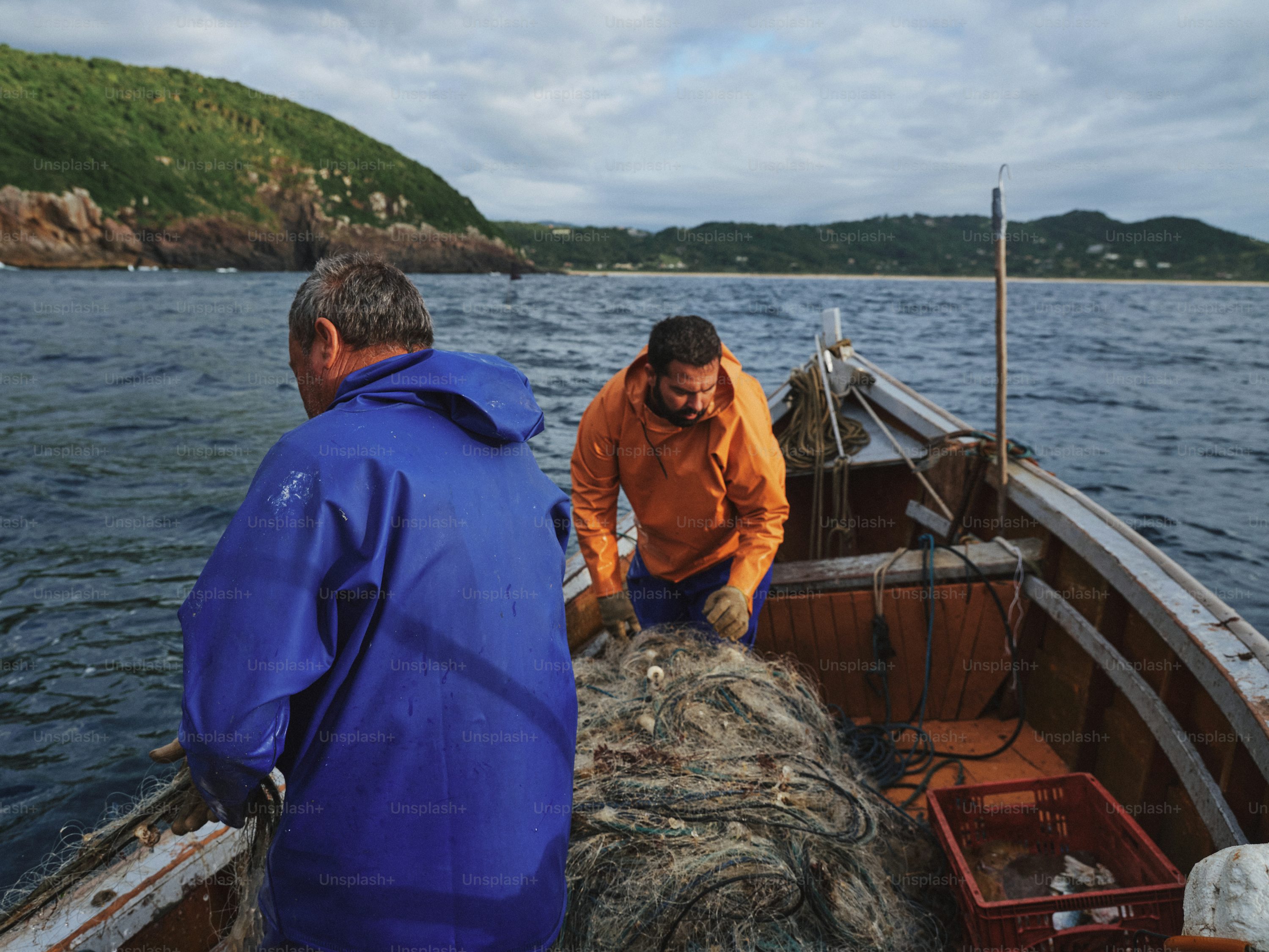 Des pêcheurs tirent un filet de pêche sur leur bateau. photo – Image de ... Des pêcheurs tirent un filet de pêche sur leur bateau. photo – Image de ...