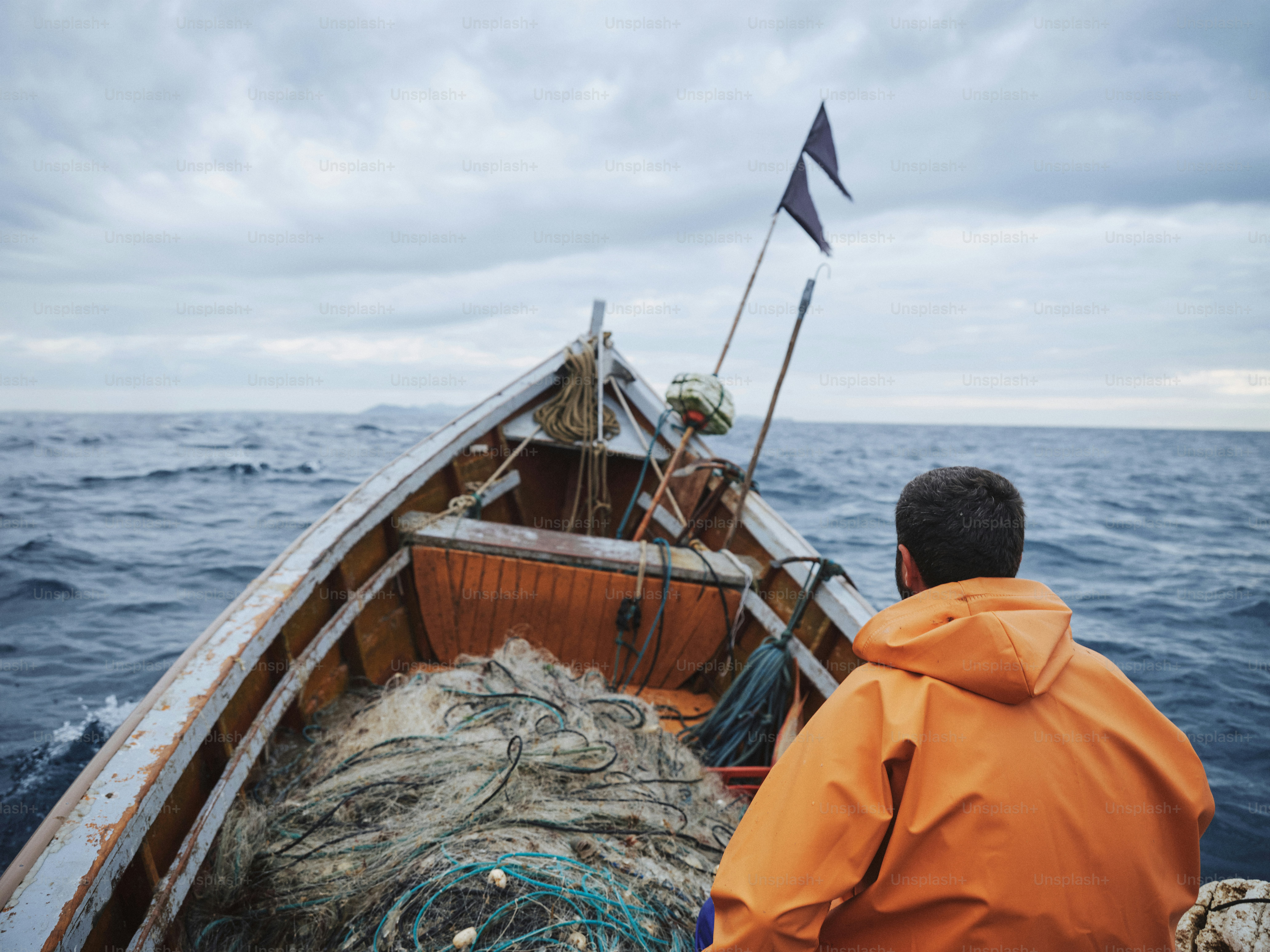 A fisherman sails his boat on the ocean. photo – Fishing Image on Unsplash