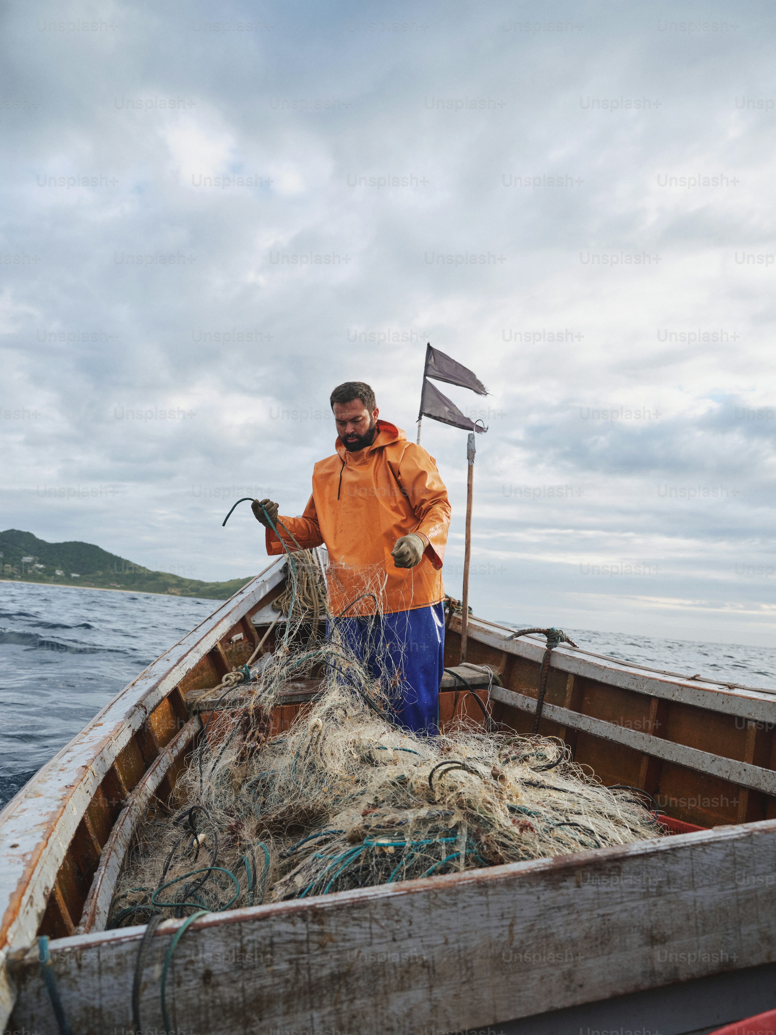 Les pêcheurs tirent des filets sur un petit bateau. photo – Image de ... Les pêcheurs tirent des filets sur un petit bateau. photo – Image de ...