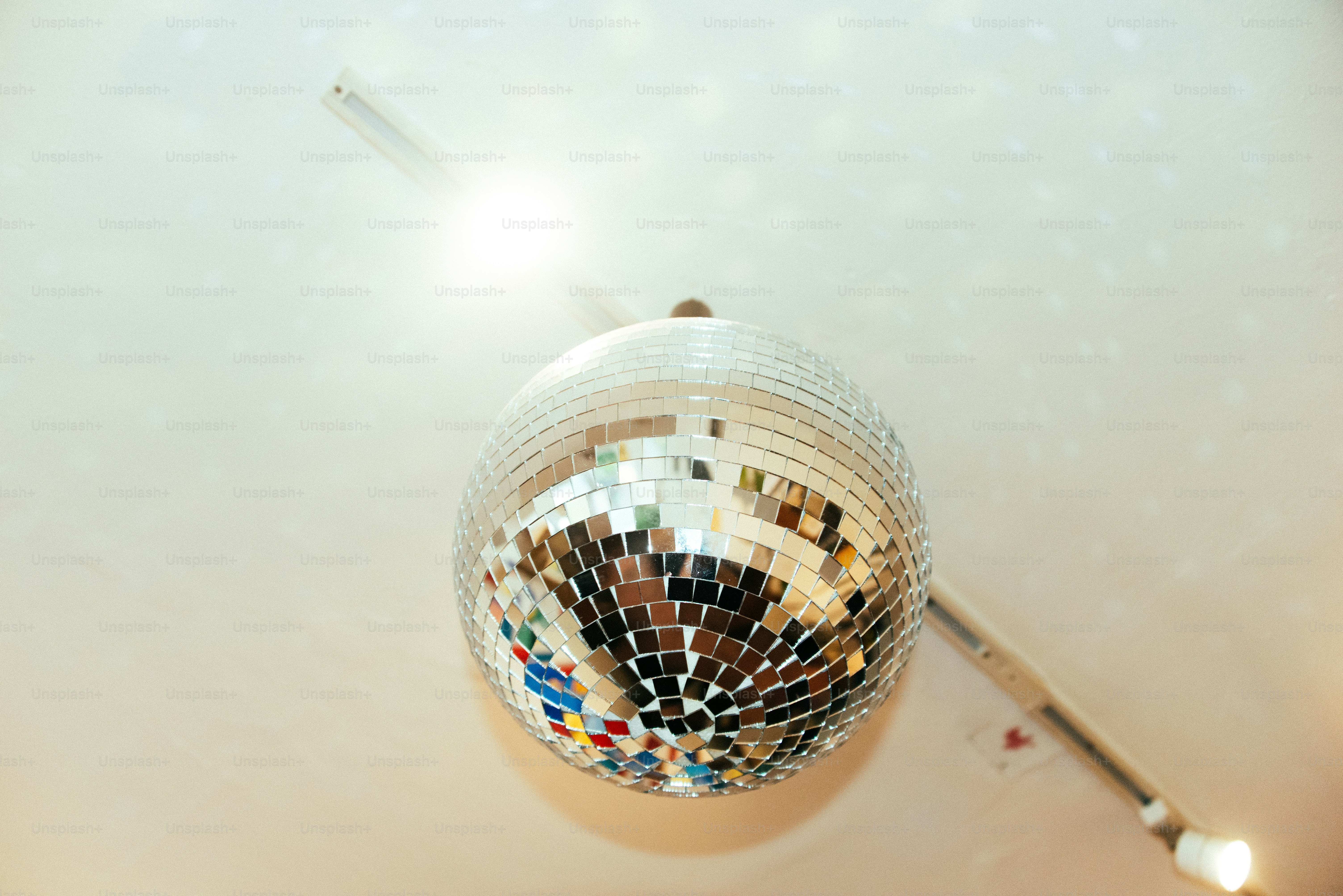 Una palla da discoteca appesa al soffitto. foto – Immagine di ...