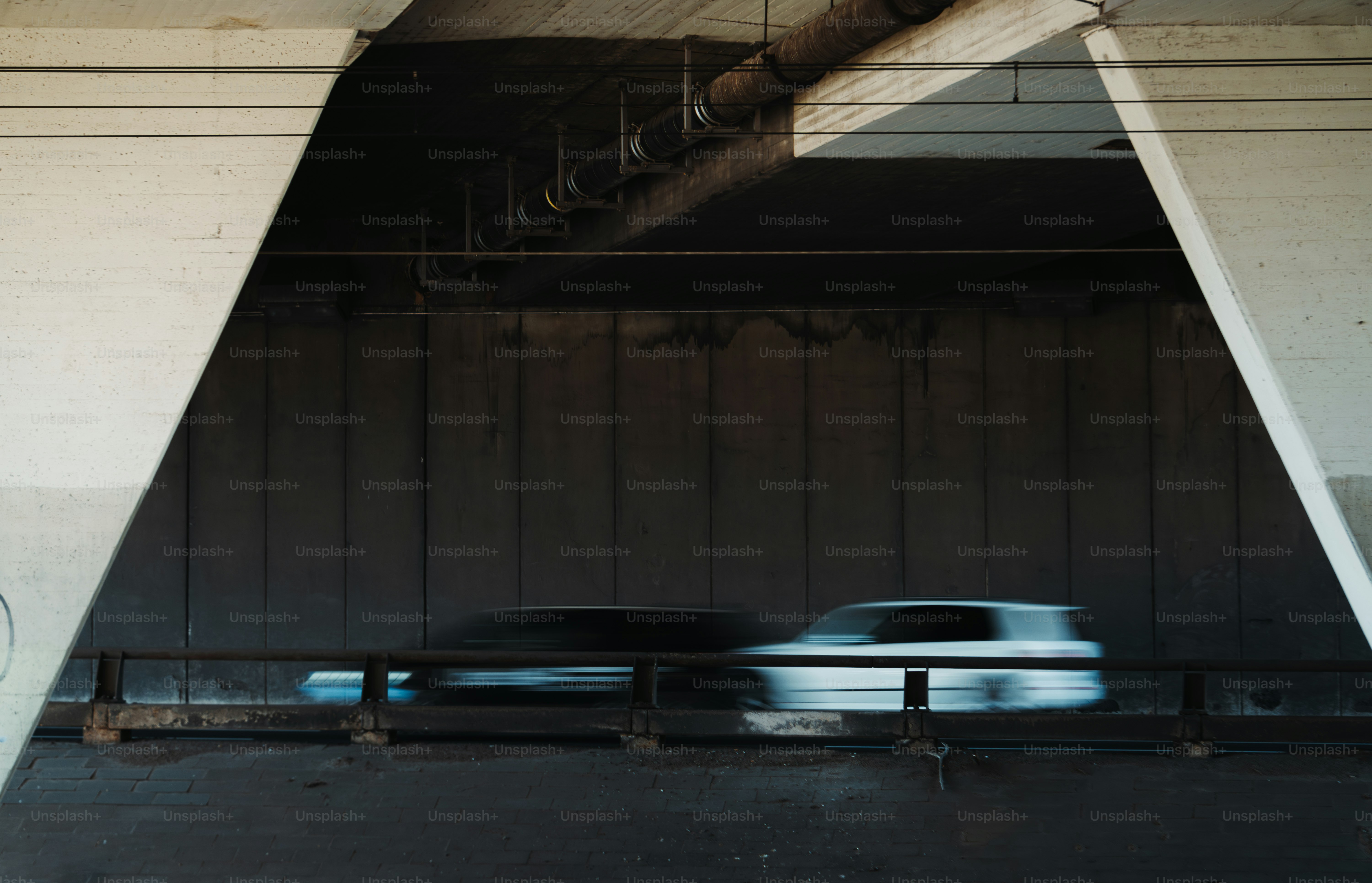 Cars drive through an underpass. photo – Car Image on Unsplash