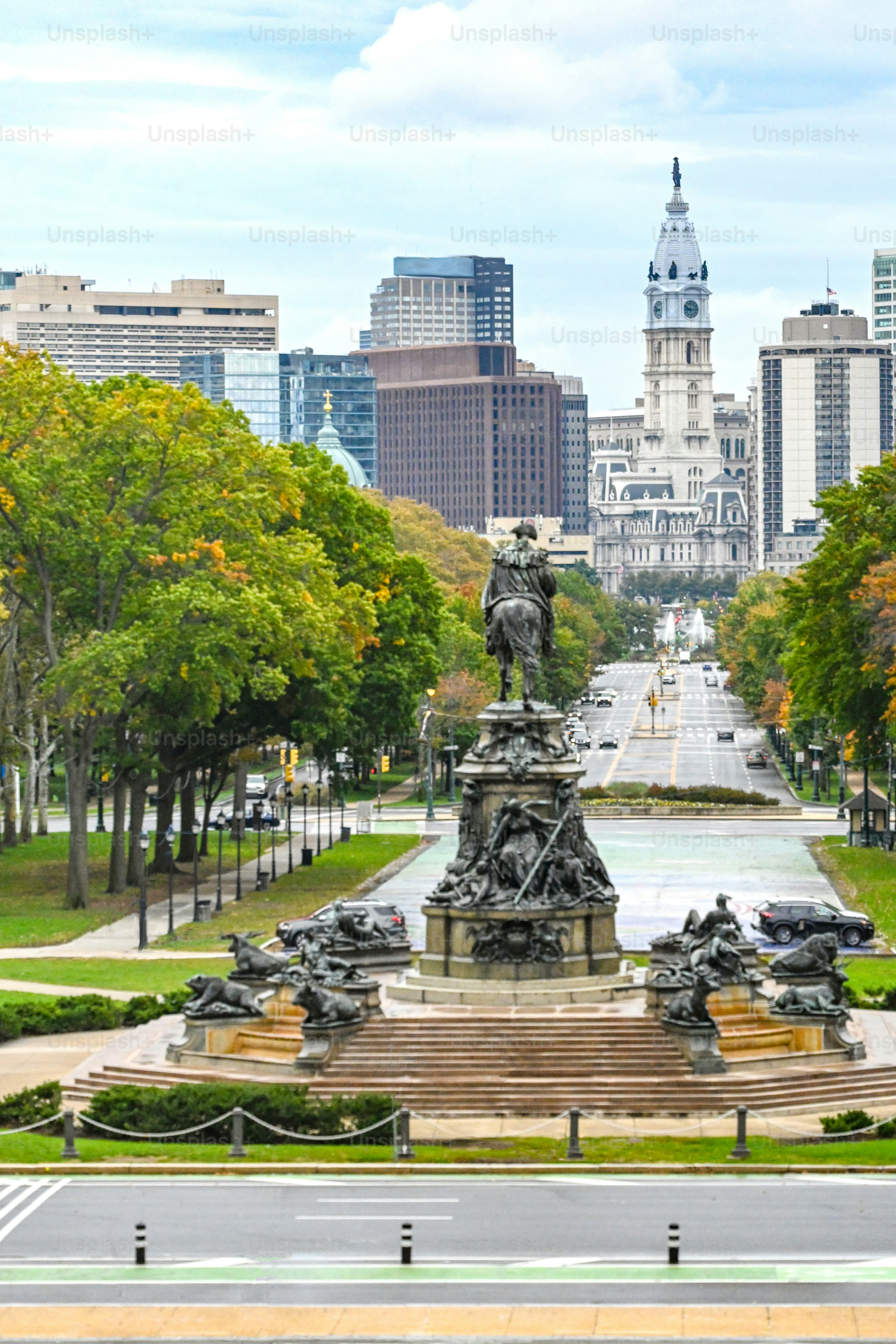 Autumn in center city Philadelphia. Ben Franklin parkway and city hall ...