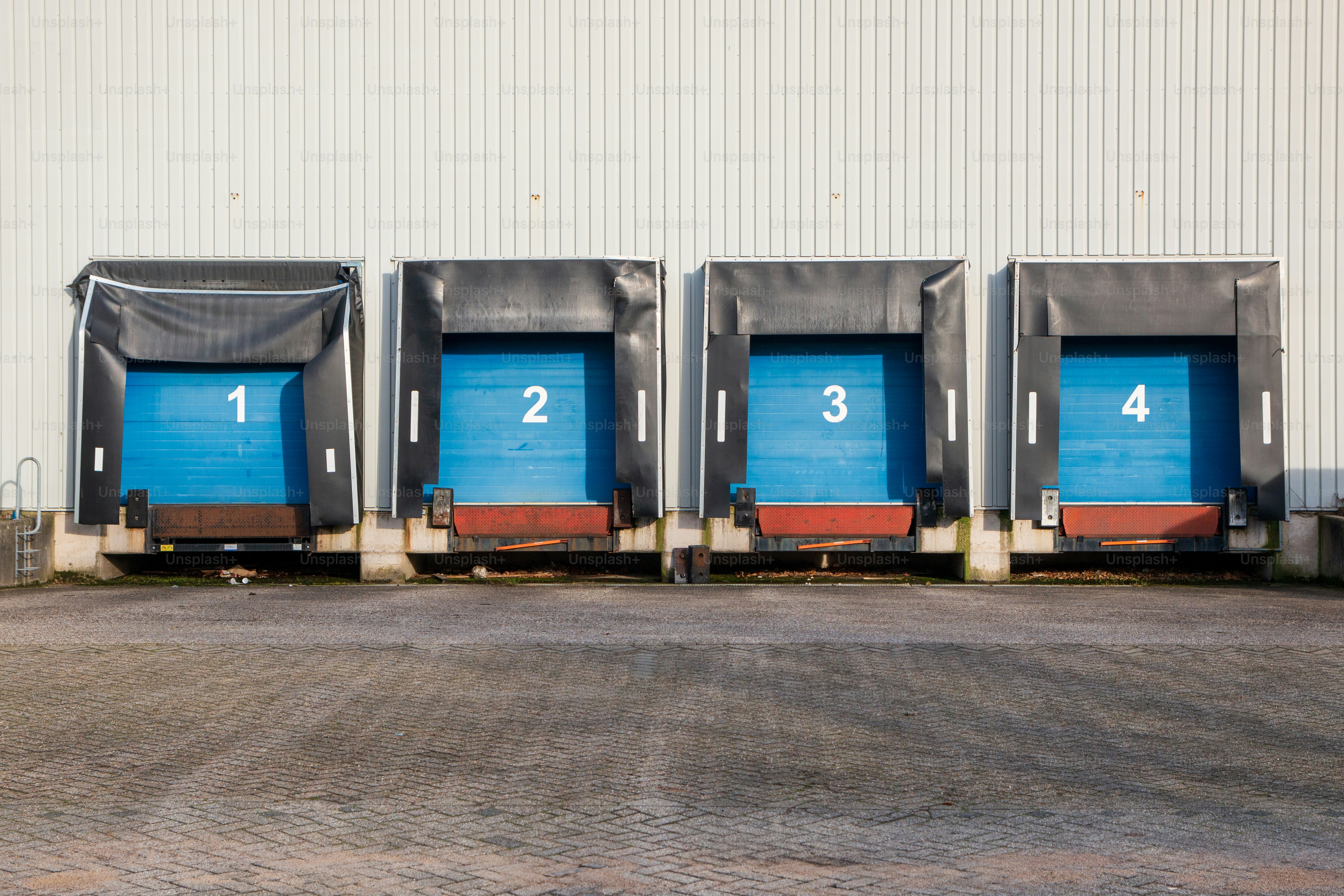 Four loading and unloading docks, the loading space of the truck is ...