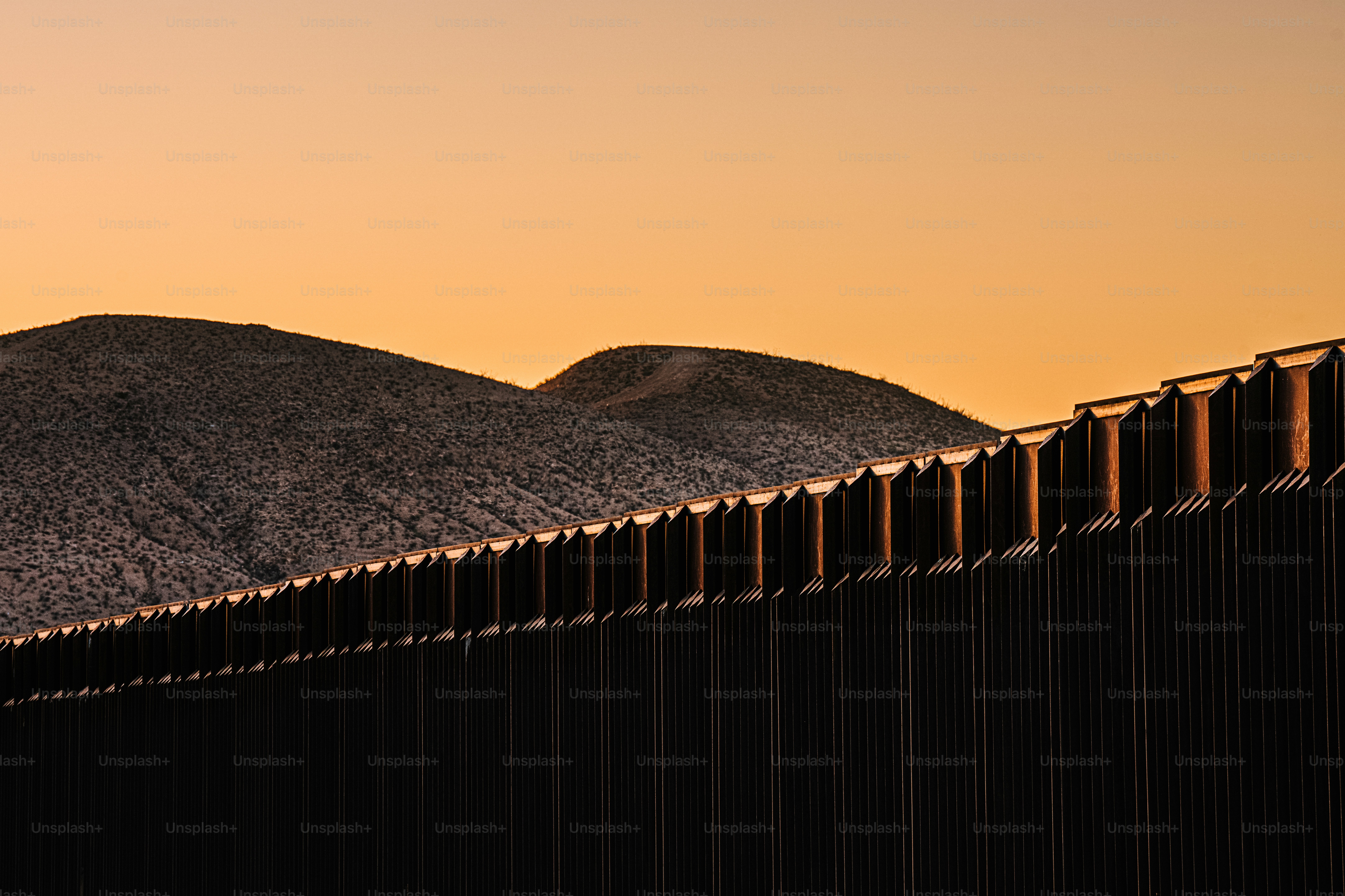 U.S. Southern Border Wall Fence separating El Paso and Ciudad Juárez ...
