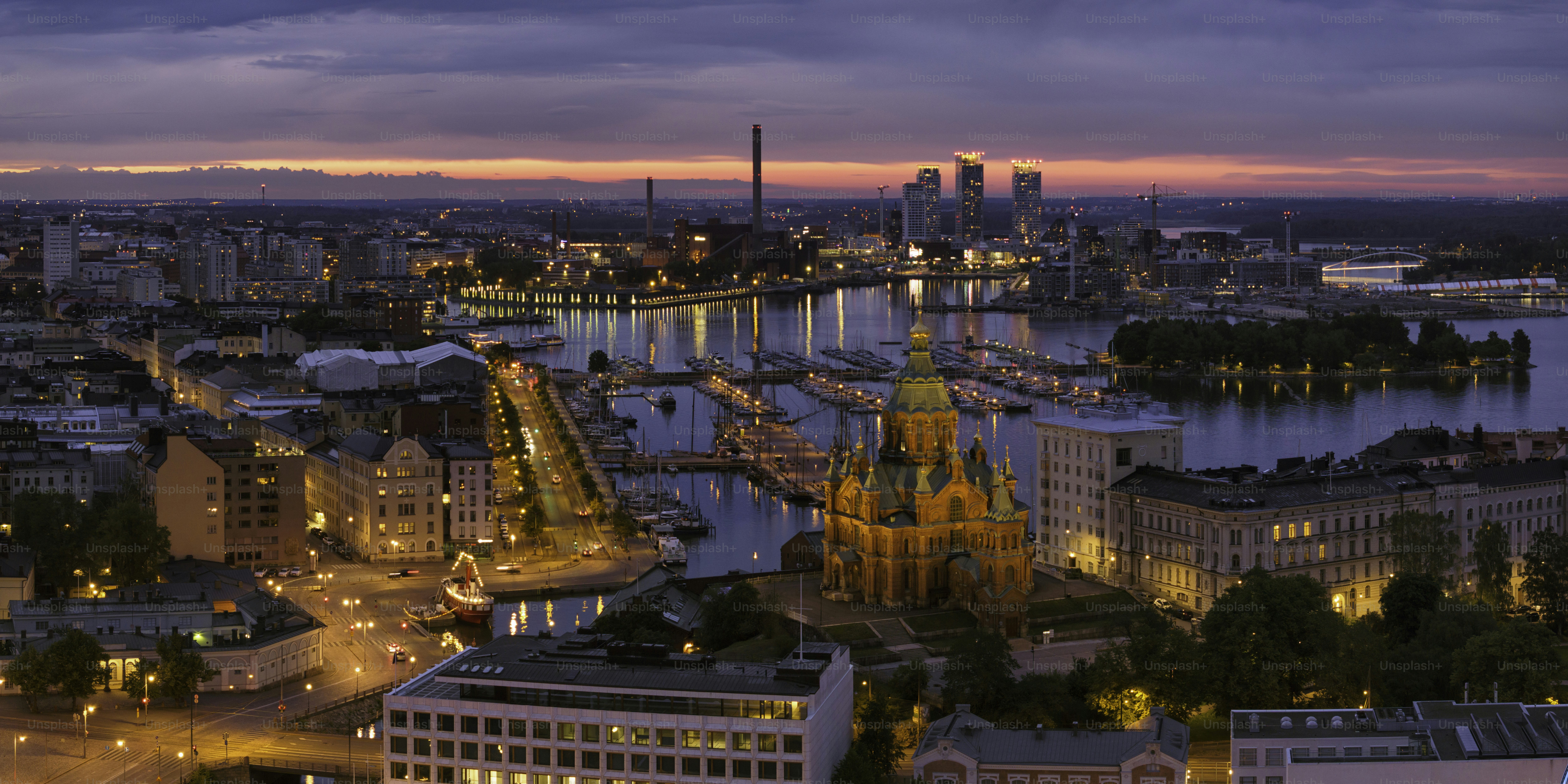 Vista aérea del centro de Helsinki en una noche de verano, con vistas ...
