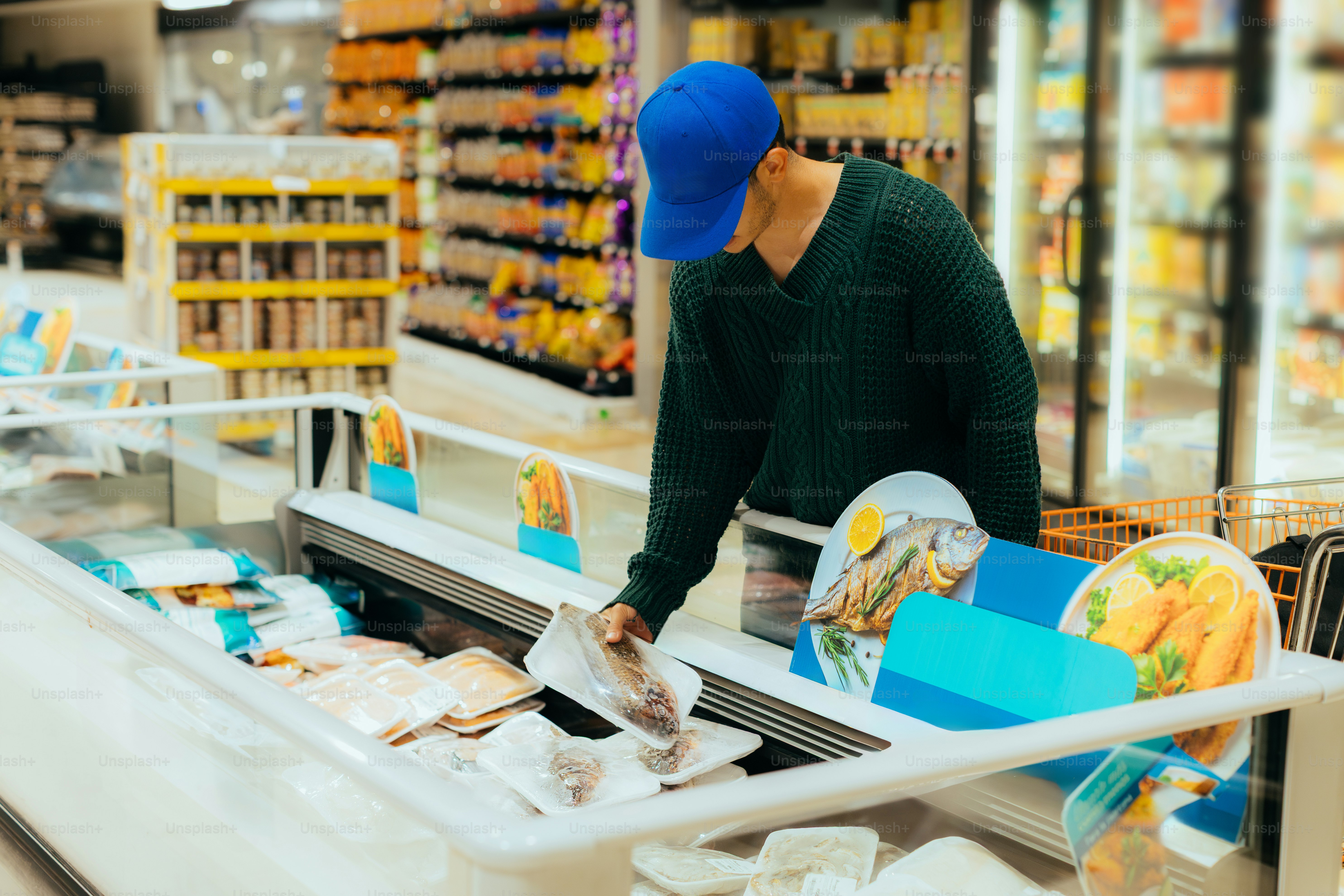 Persona comprando comida dentro de una tienda de comestibles. foto ...