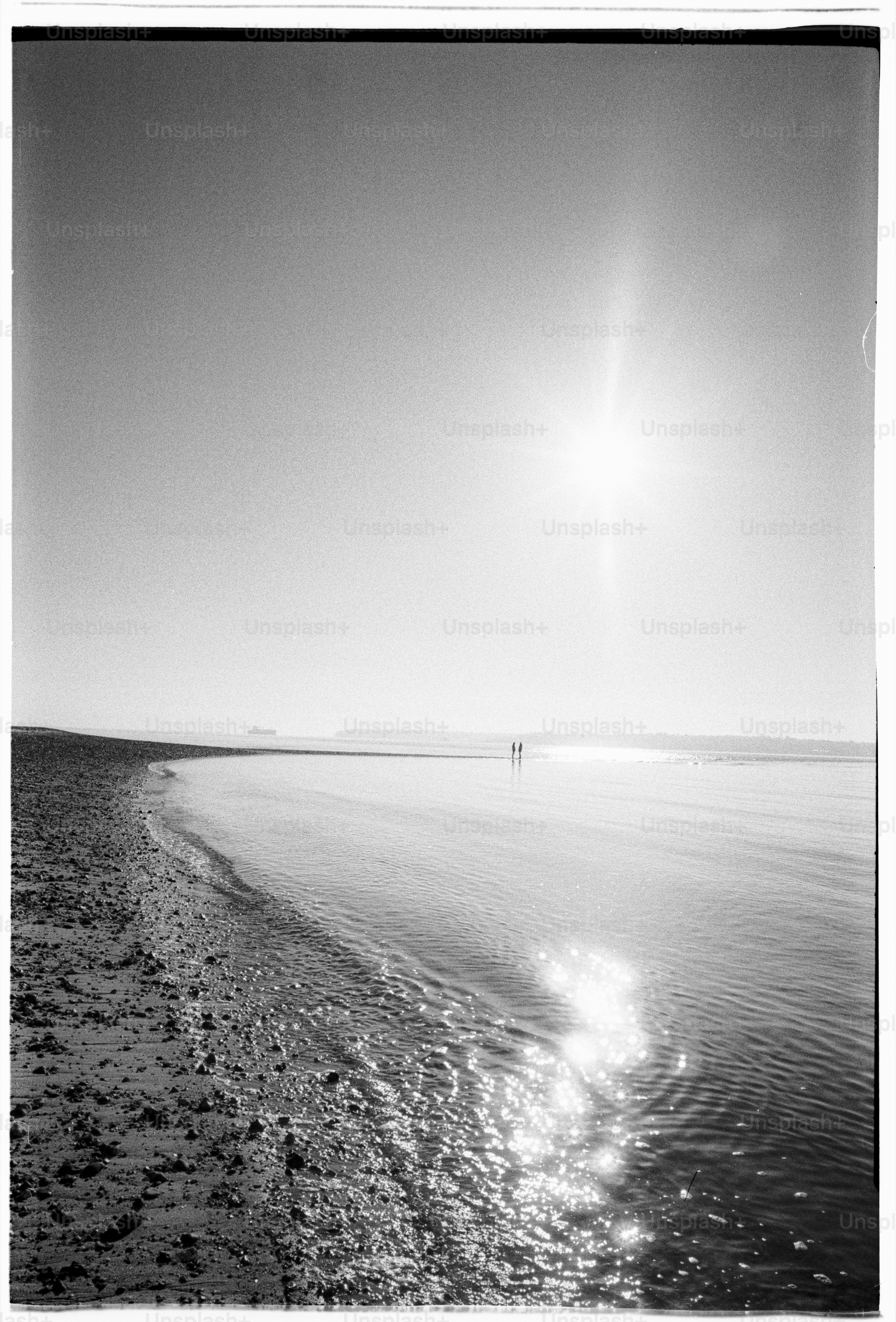 El sol brilla intensamente sobre una playa tranquila. foto – Imagen de ...