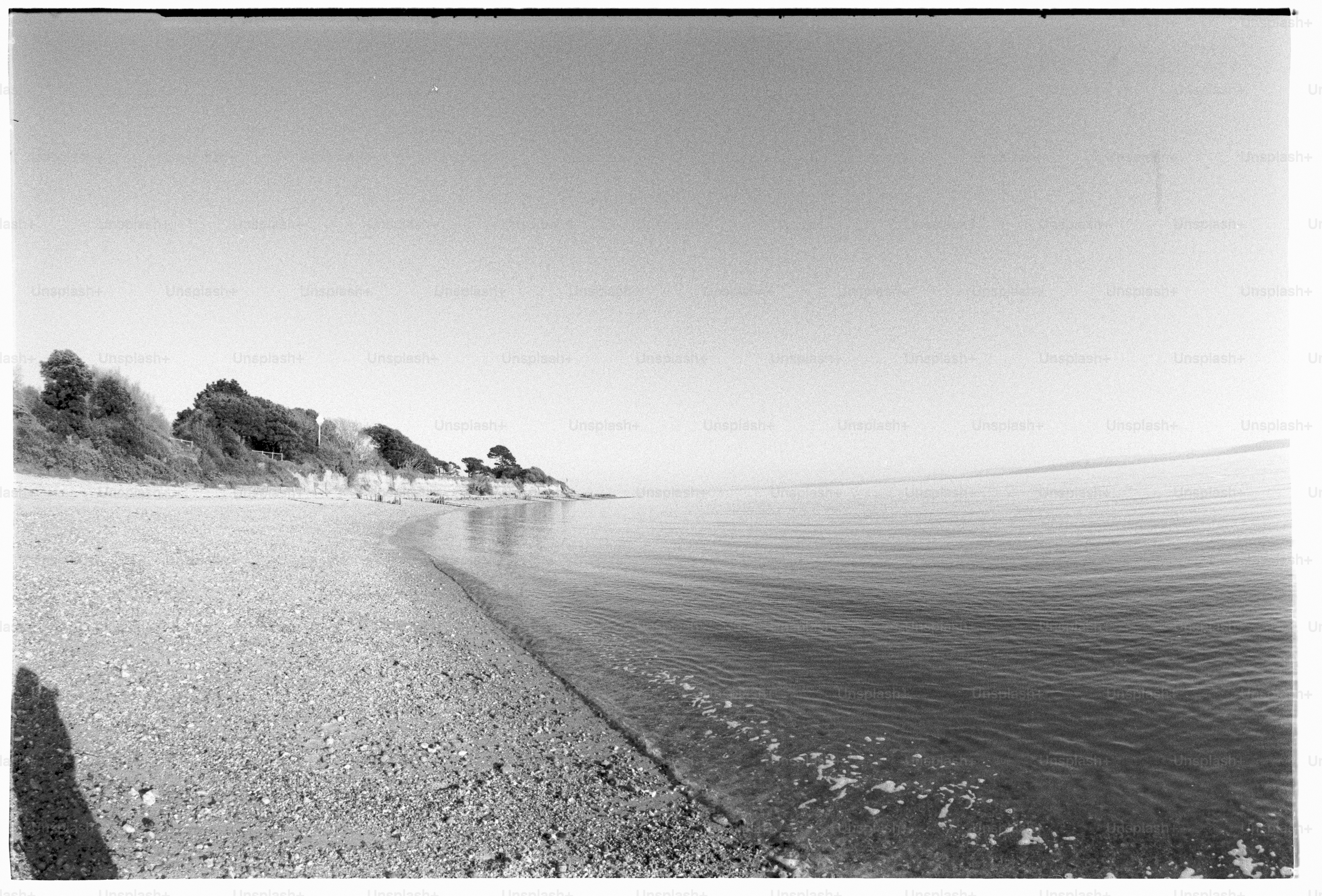 A peaceful beach scene with calm water. photo – Beach Image on Unsplash