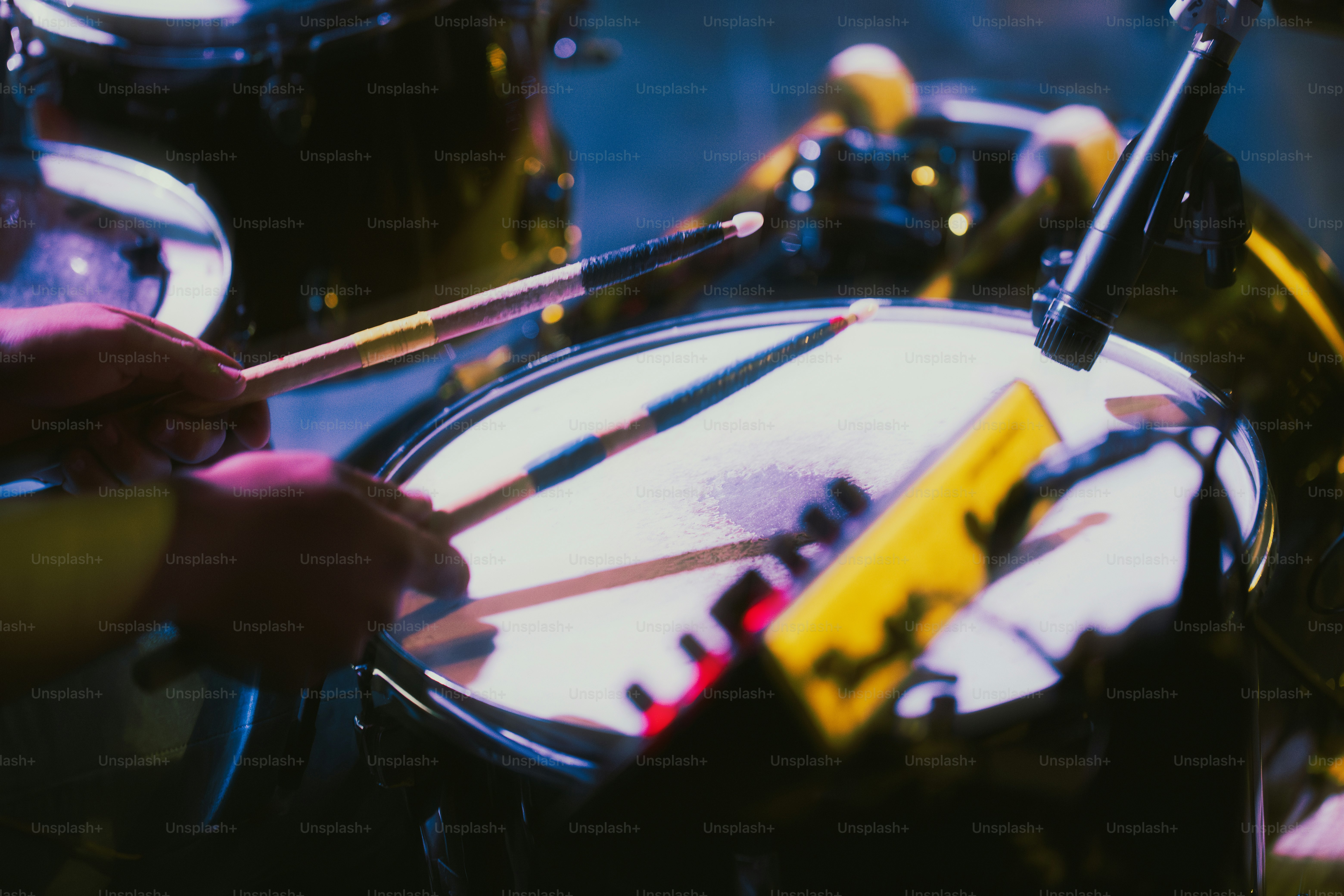 Drummer's hands hitting the snare drum with drumsticks. photo – Music ...