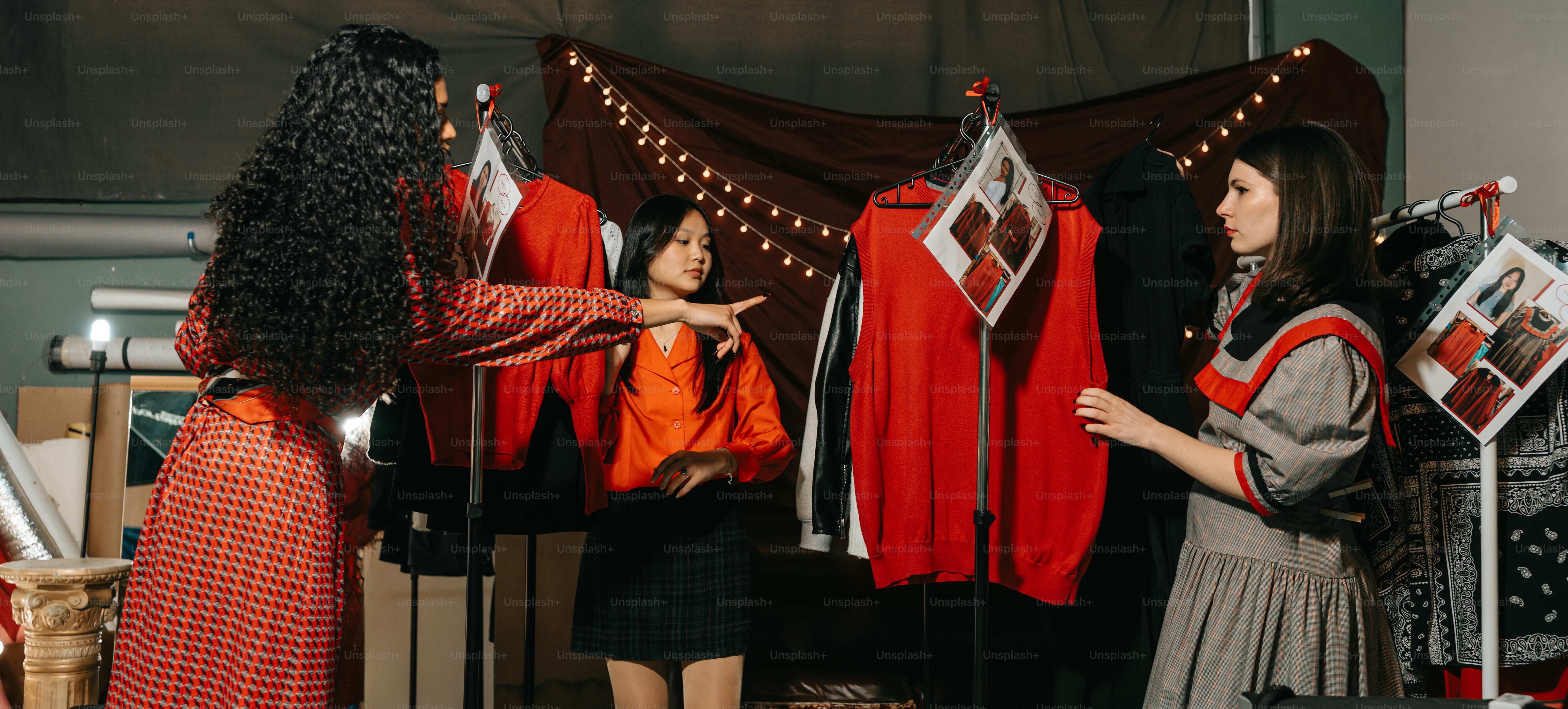 Los diseñadores de moda están hablando de diseños de ropa. foto ...