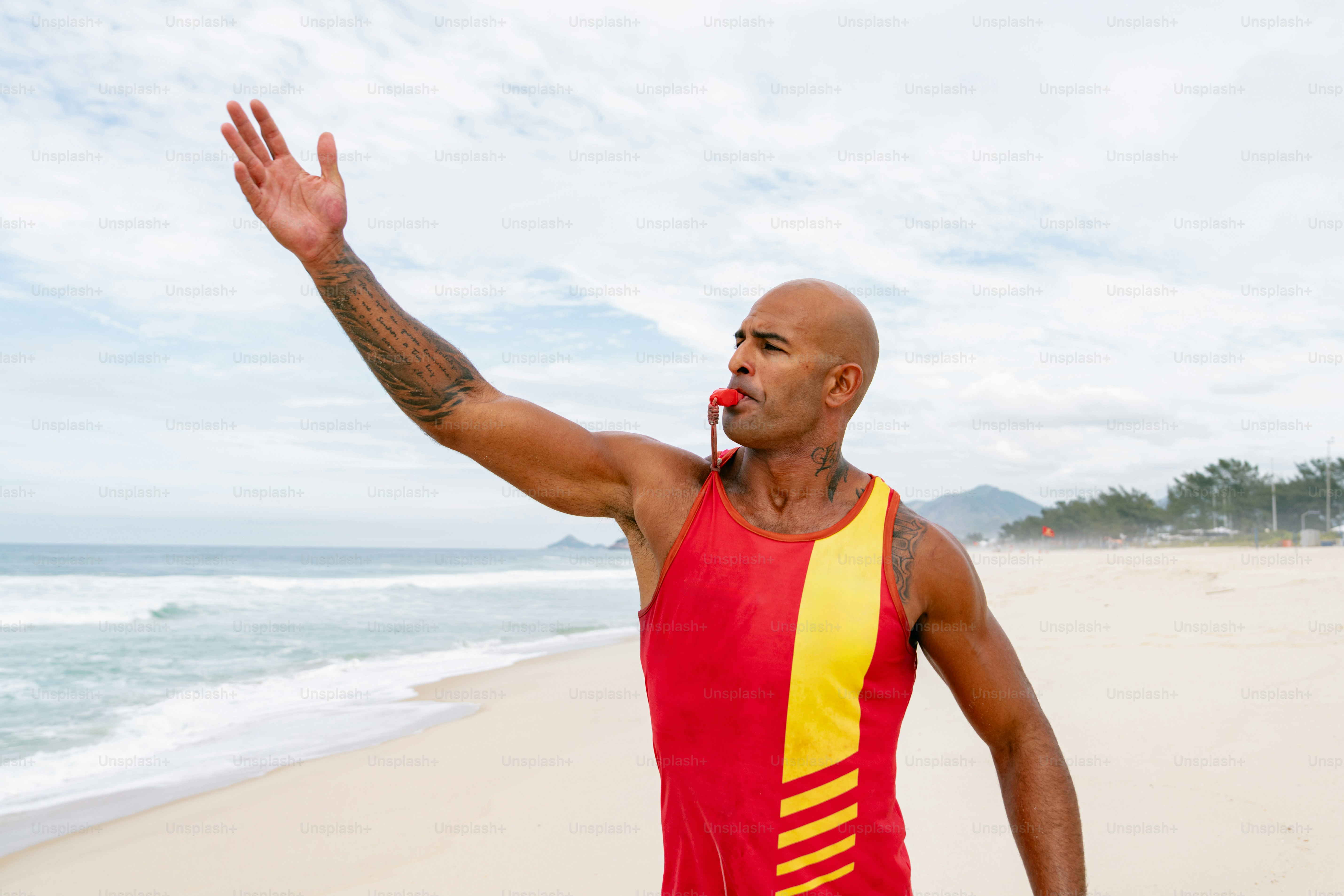 Un maître-nageur siffle et salue sur la plage. photo – Image de Plage ...