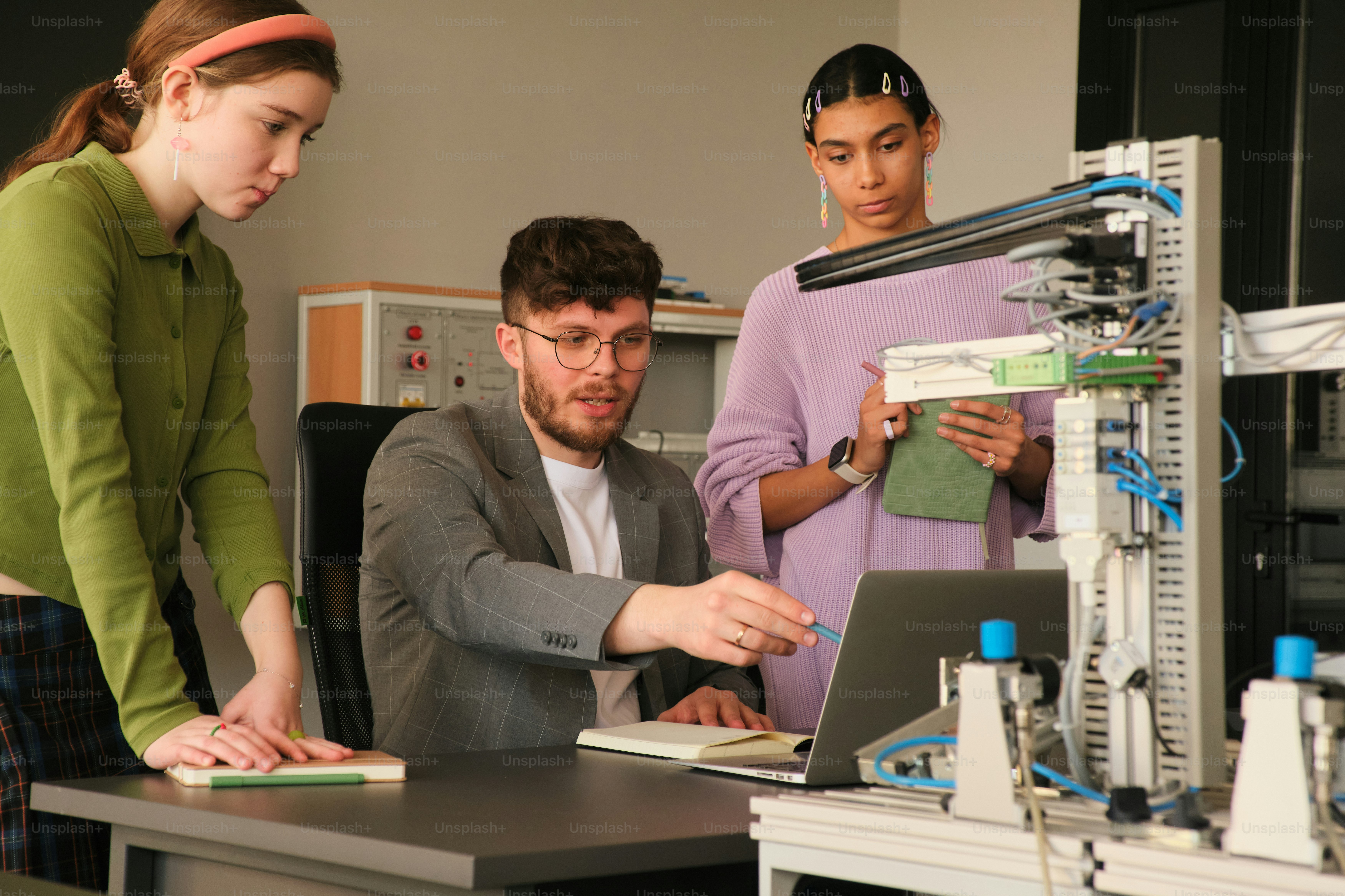 Students watch a presentation on a robotic arm. photo – Technology ...