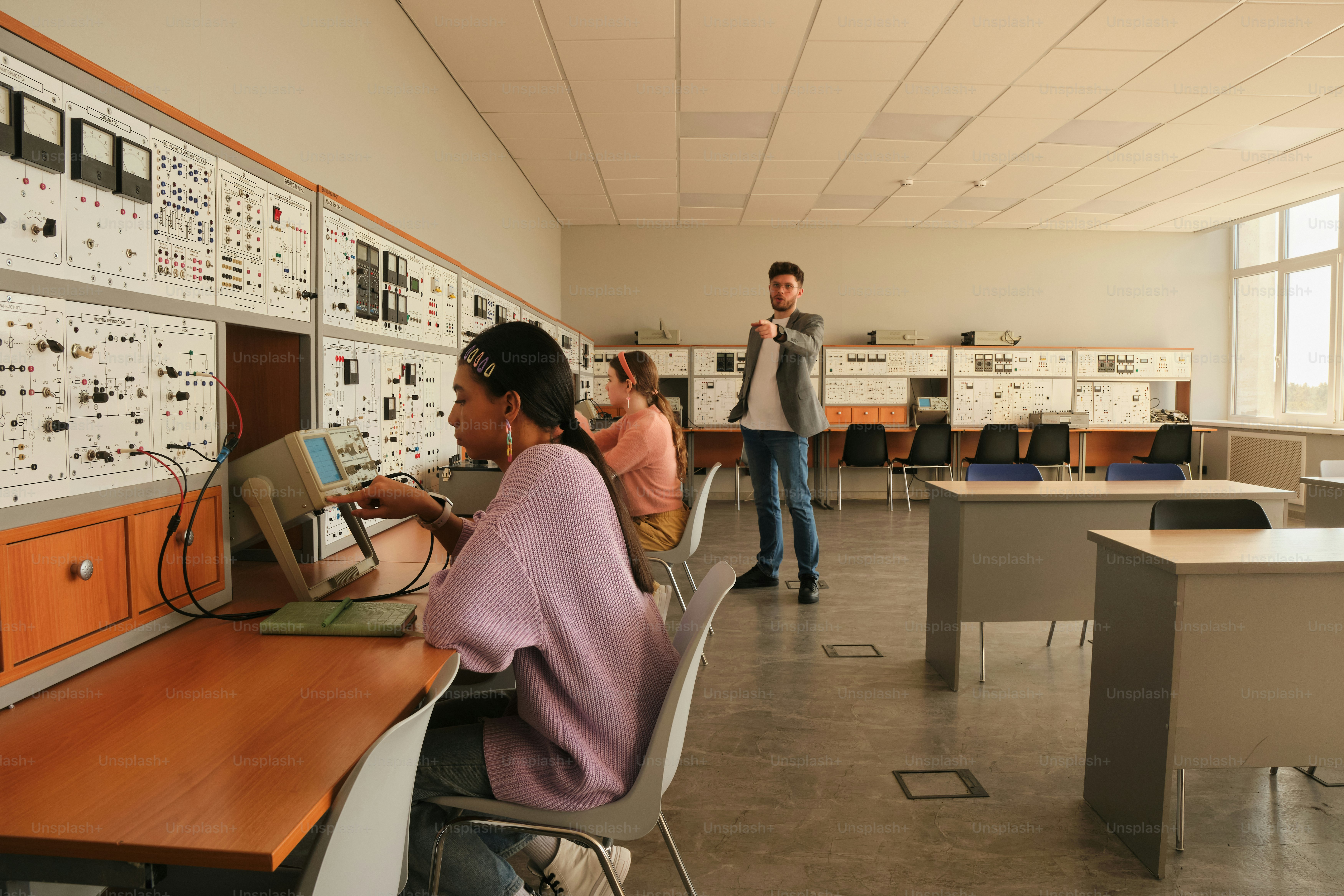 Students work in a technology lab. photo – Technology Image on Unsplash
