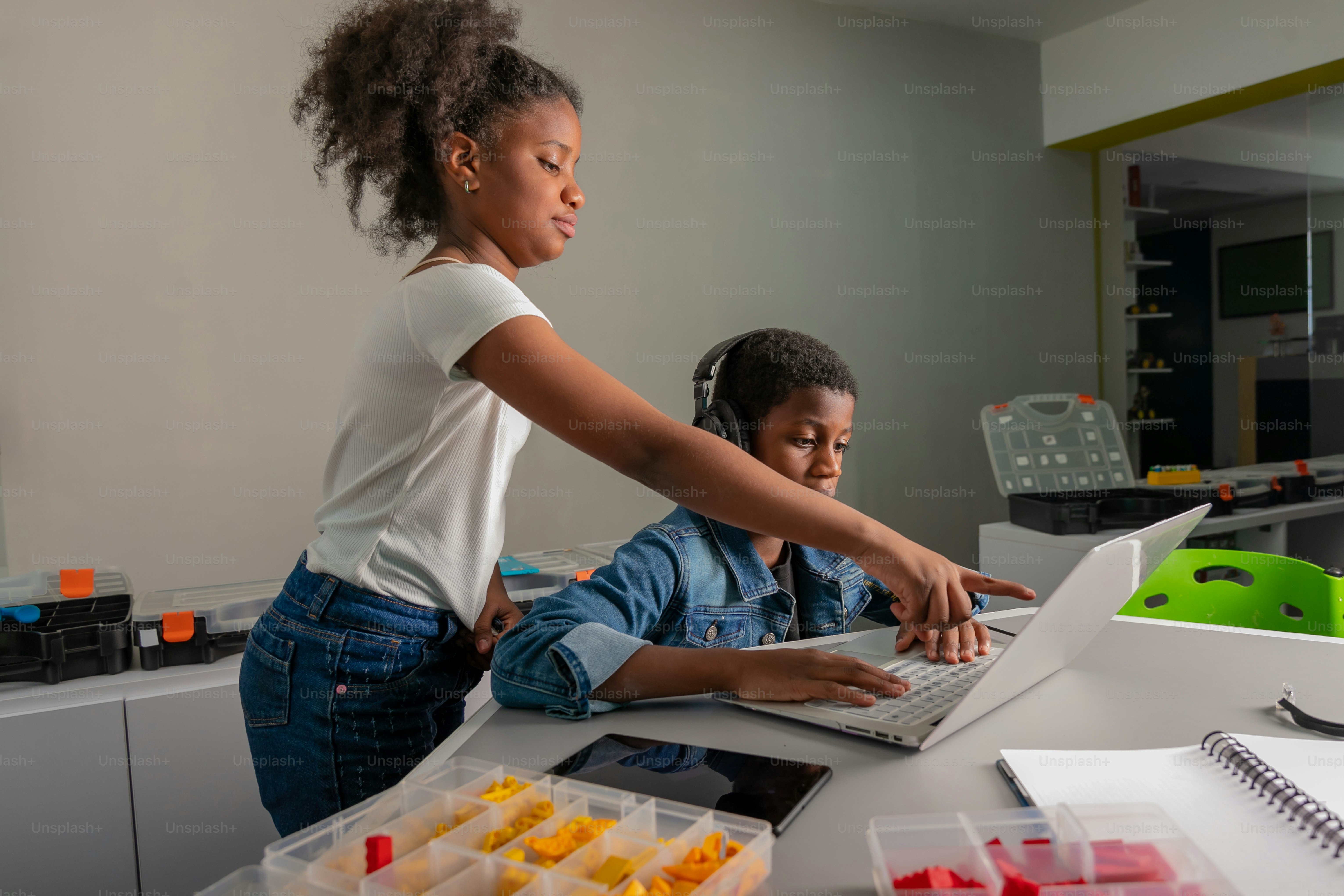 Children are learning together using a laptop. photo – Technology Image ...