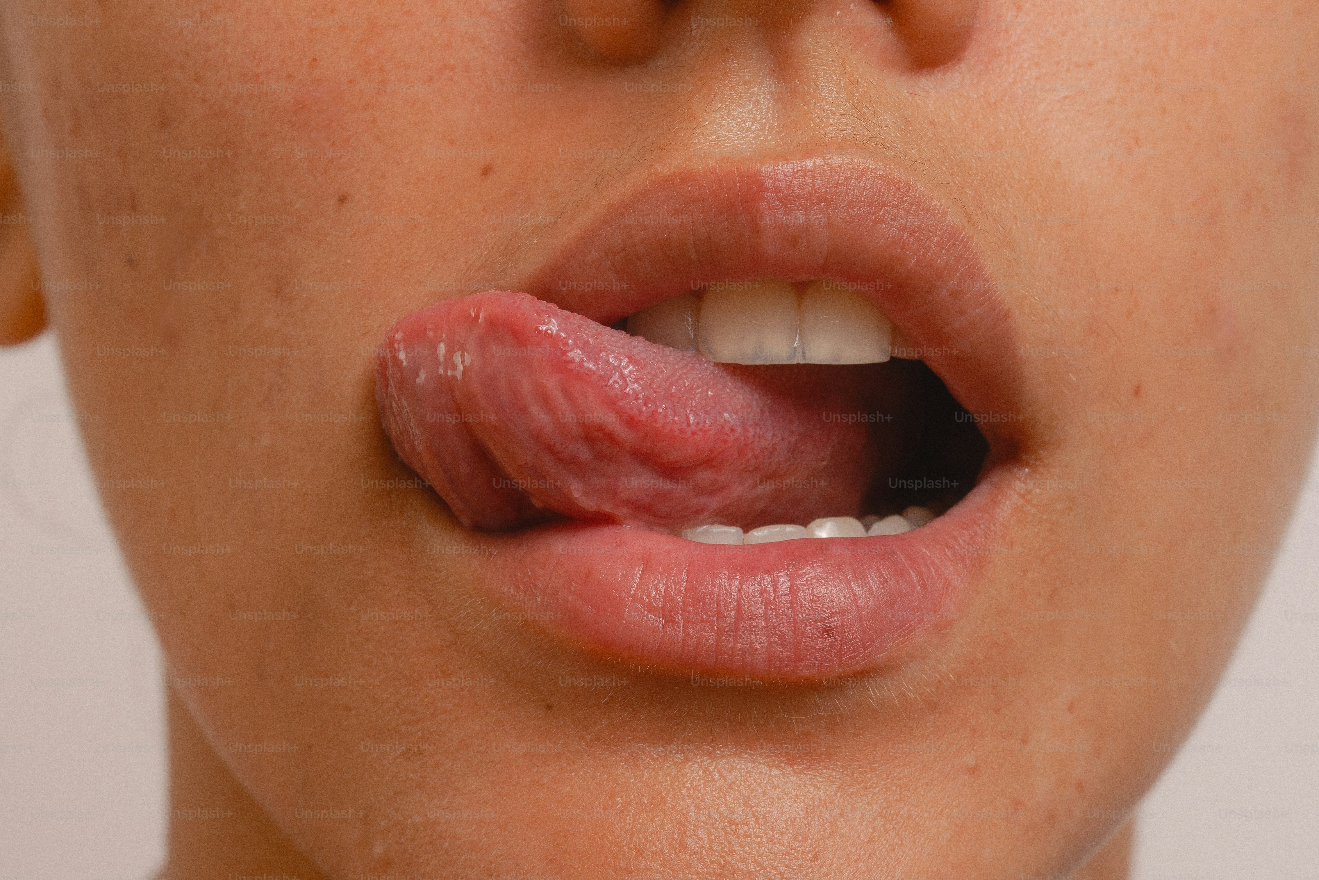Una lengua está lamiendo el labio superior. foto – Imagen de Retrato en ...