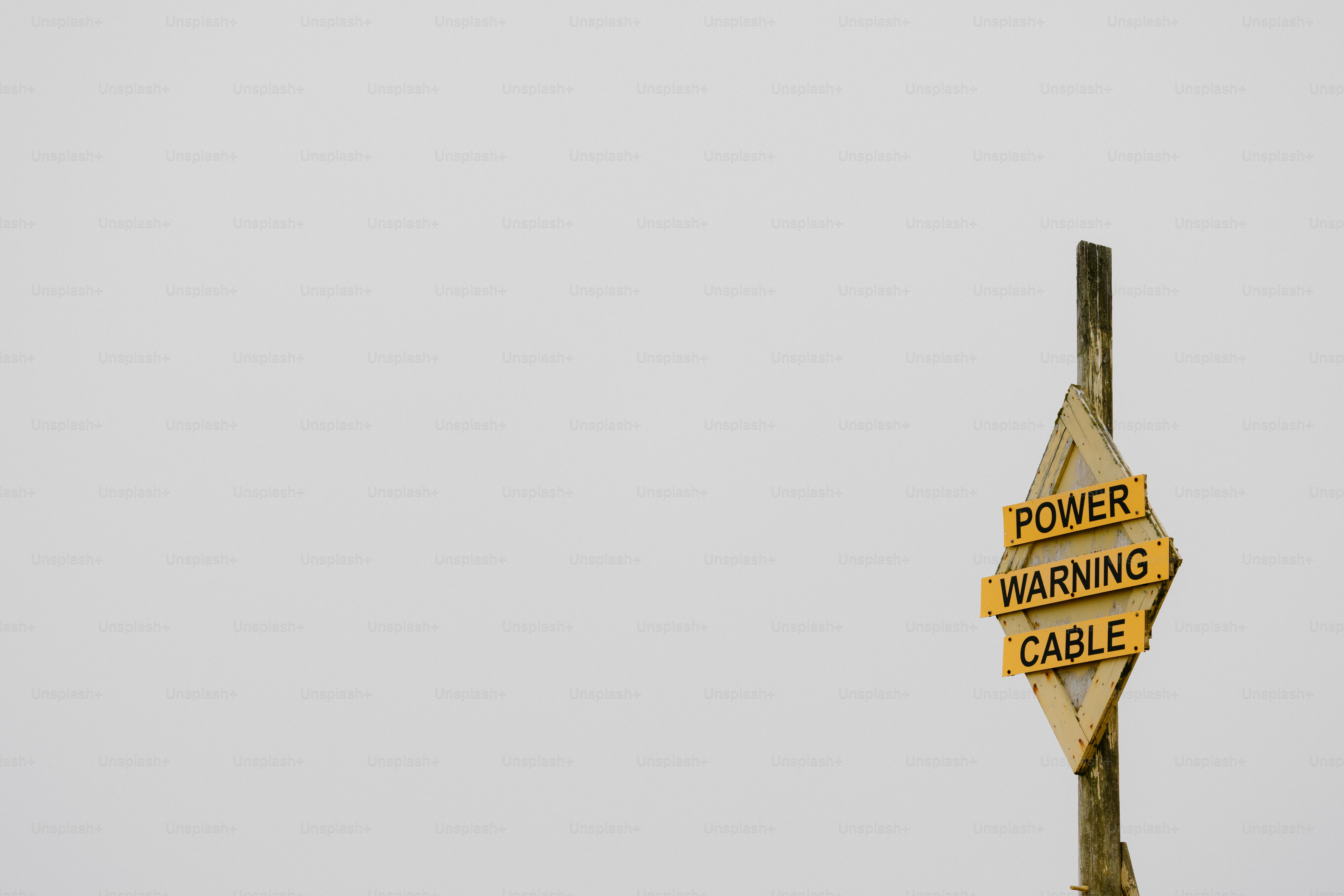 Power warning cable sign is displayed. photo – Warning sign Image on Unsplash