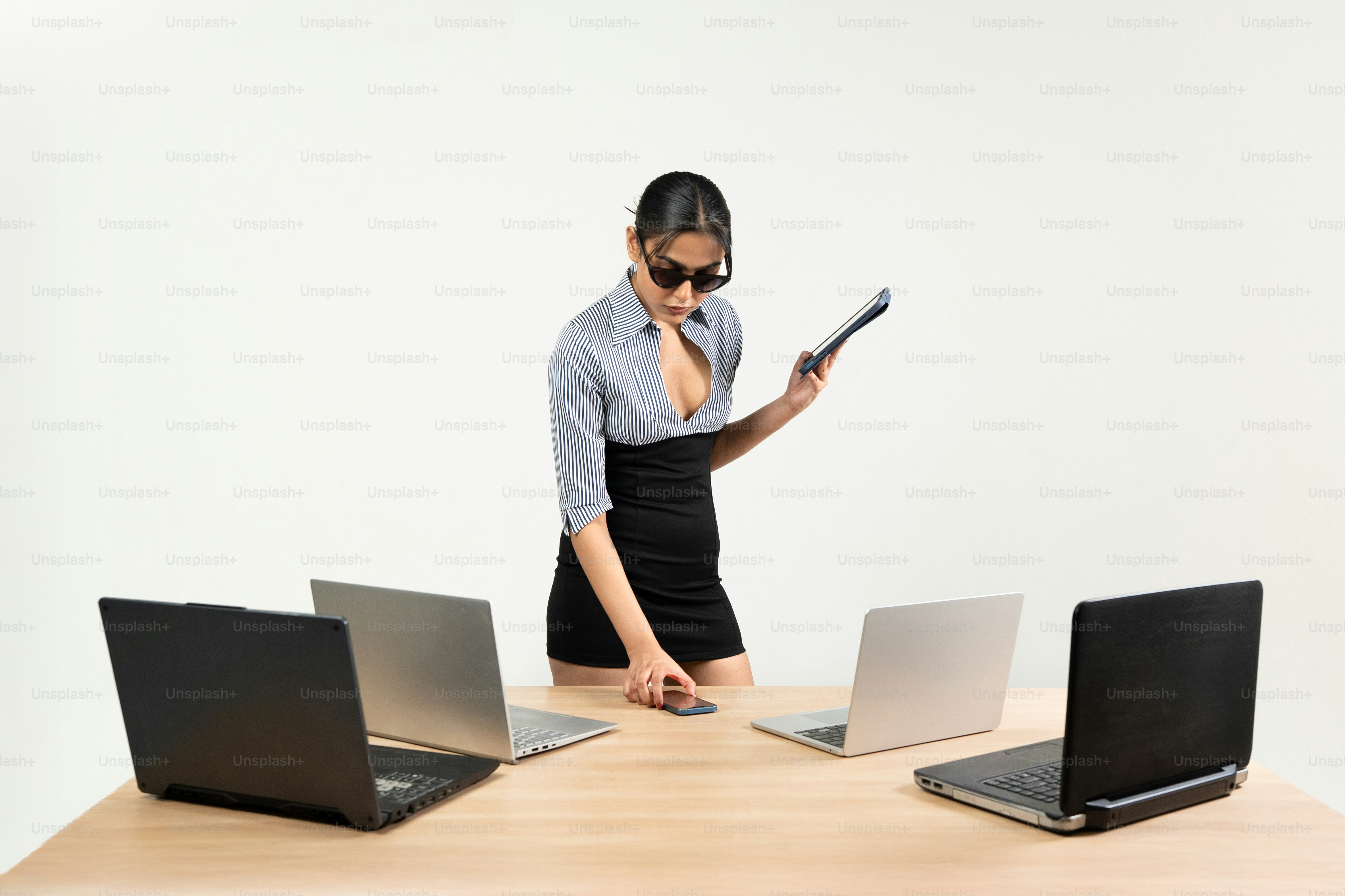 Mujer multitarea con teléfonos y computadoras portátiles. foto – Imagen ...