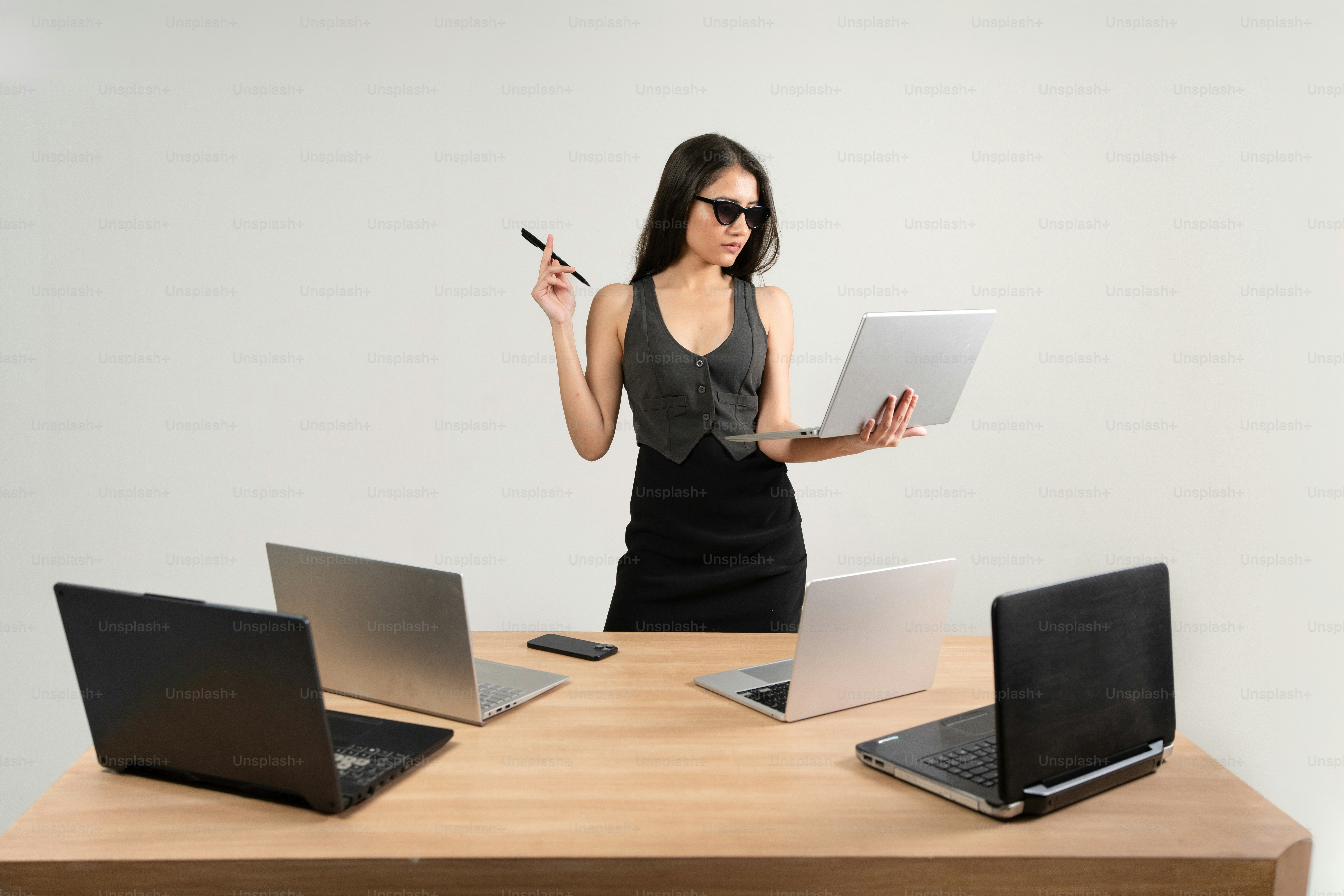 Mujer multitarea con teléfonos y computadoras portátiles. foto – Imagen ...