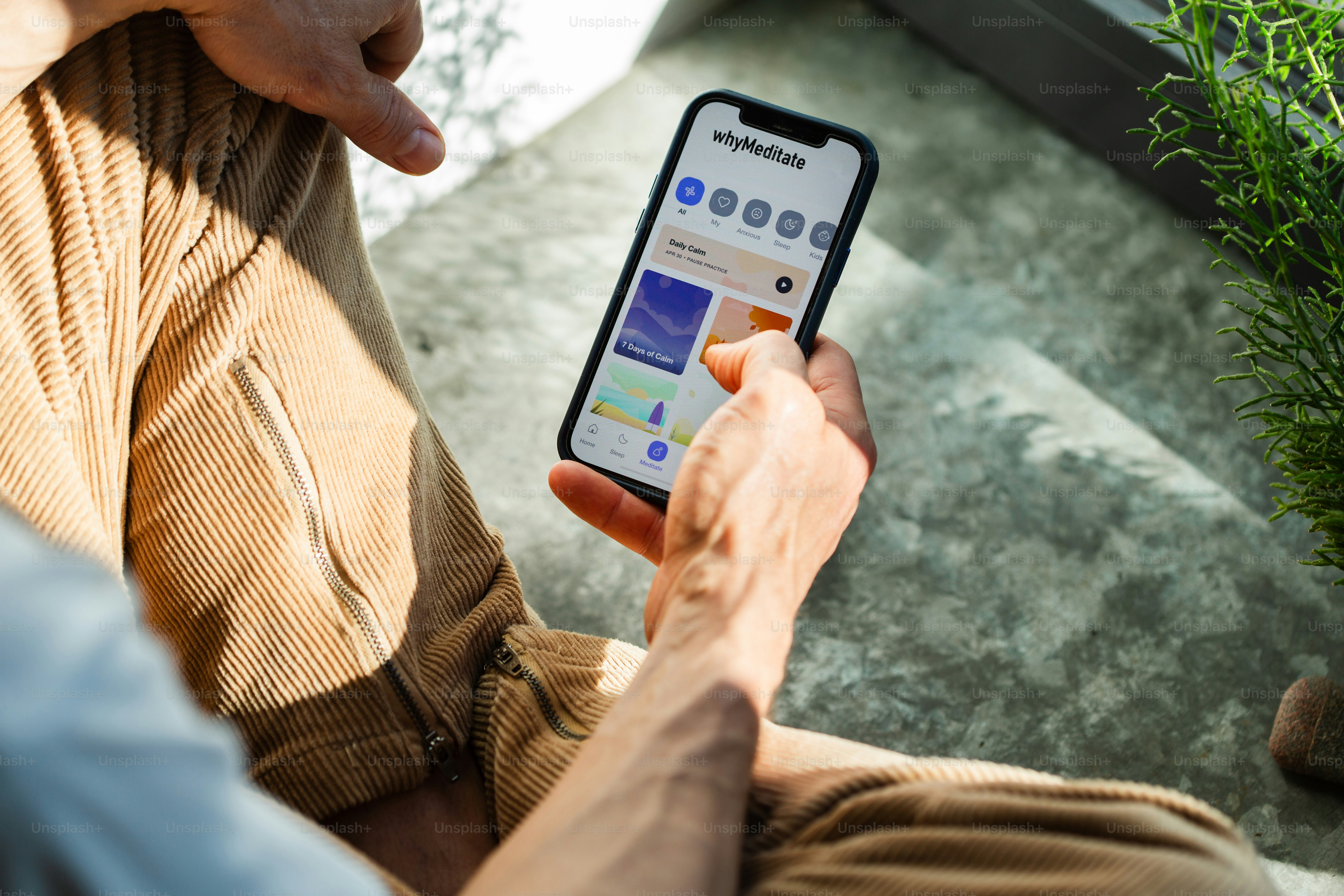 A person is using a smartphone. photo – Tech Image on Unsplash