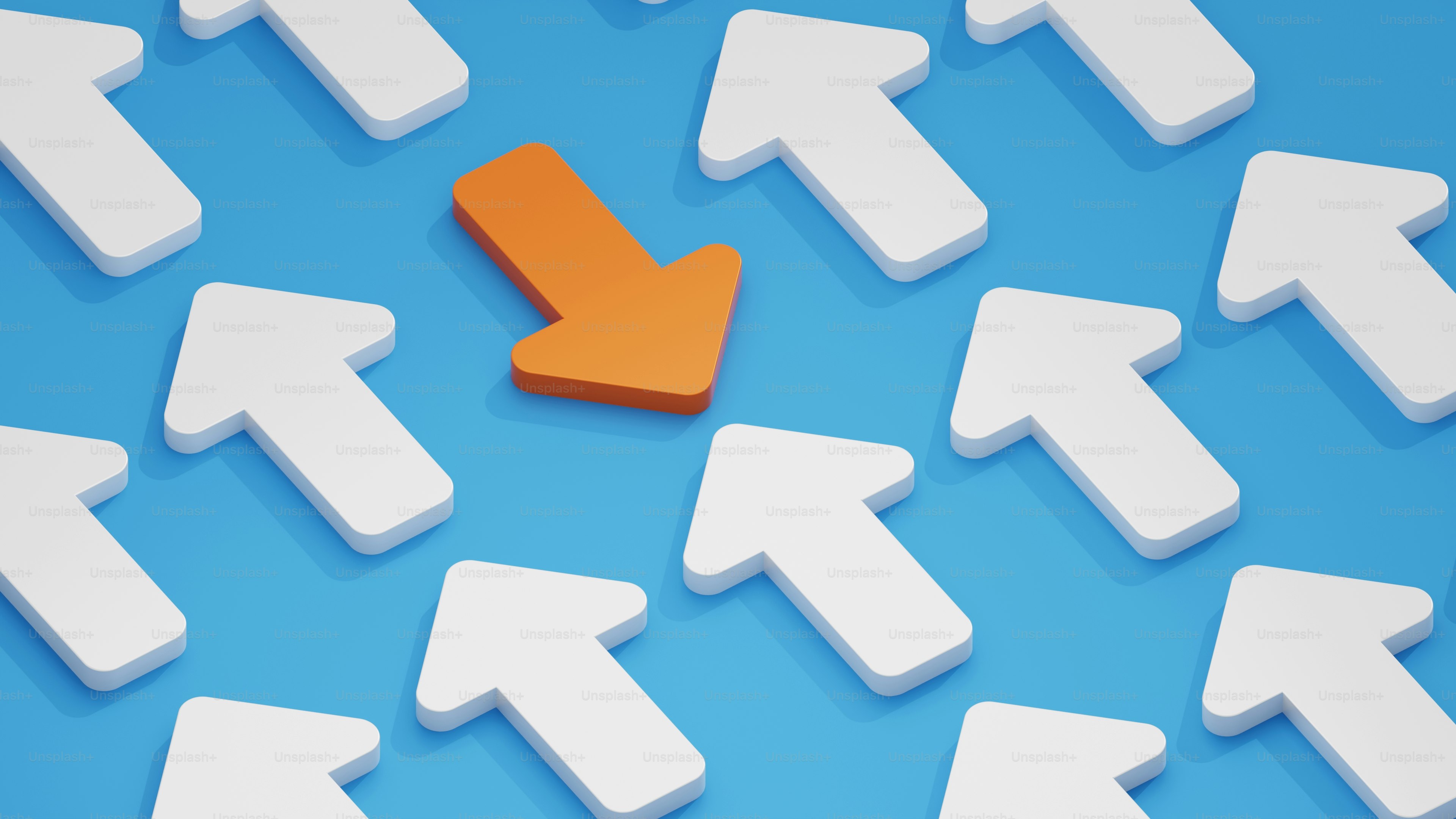 Uma seta laranja aponta em uma direção diferente. foto – Imagem sobre ...