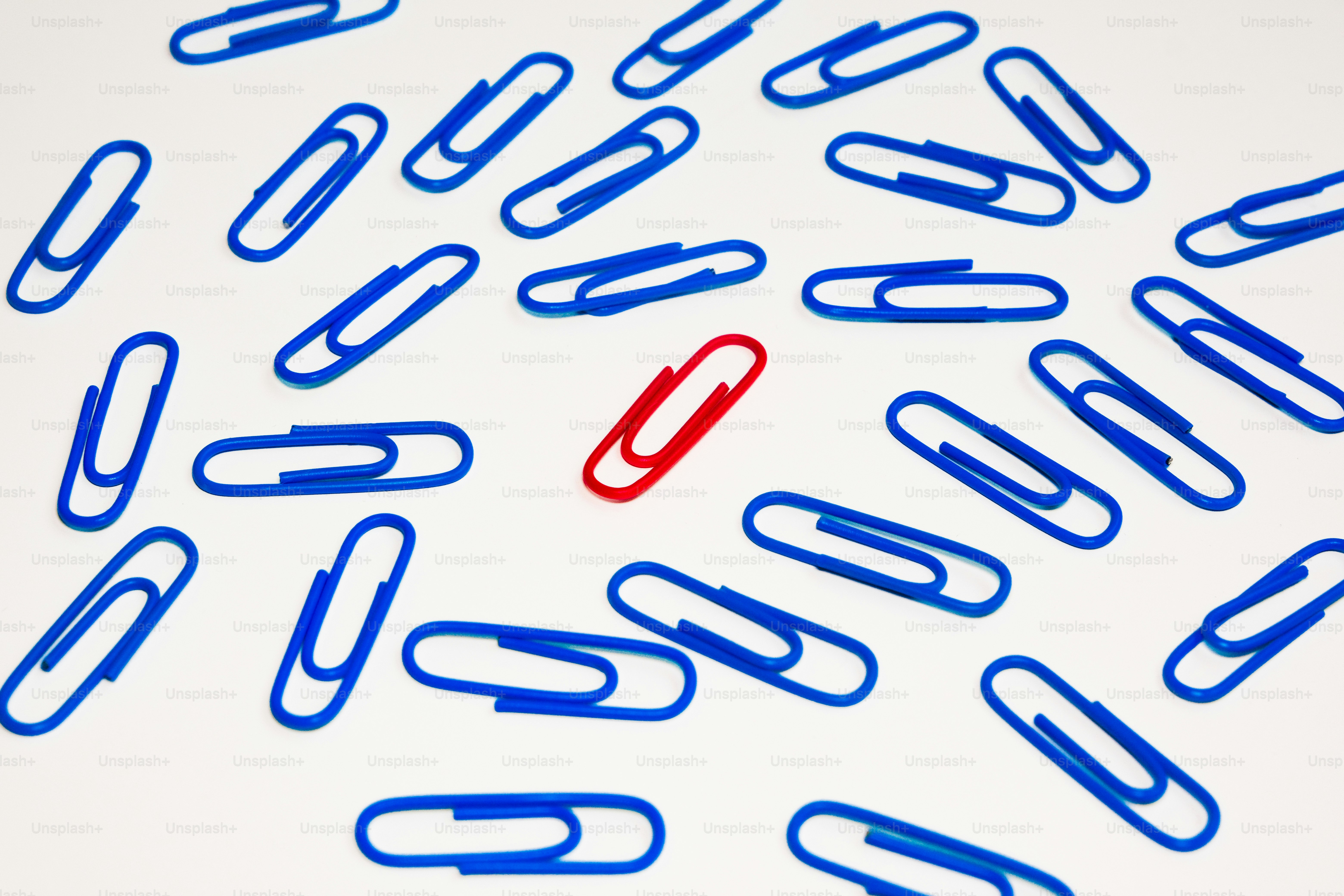 Red paperclip stands out among blue ones. photo – 3d render Image on ...