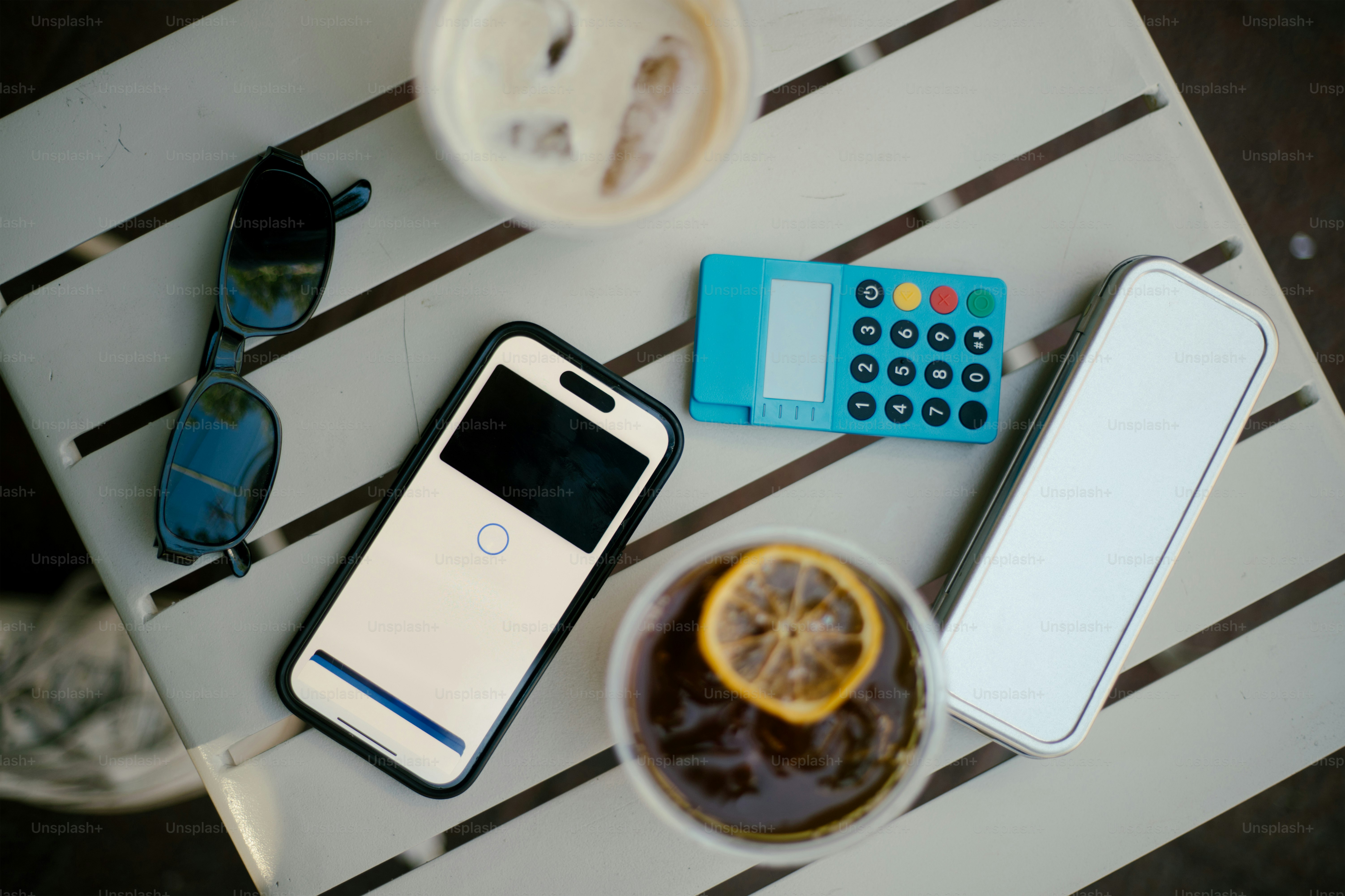 Kaffee, Handy und Sonnenbrille auf einem weißen Tisch. Foto – Bild zum ...