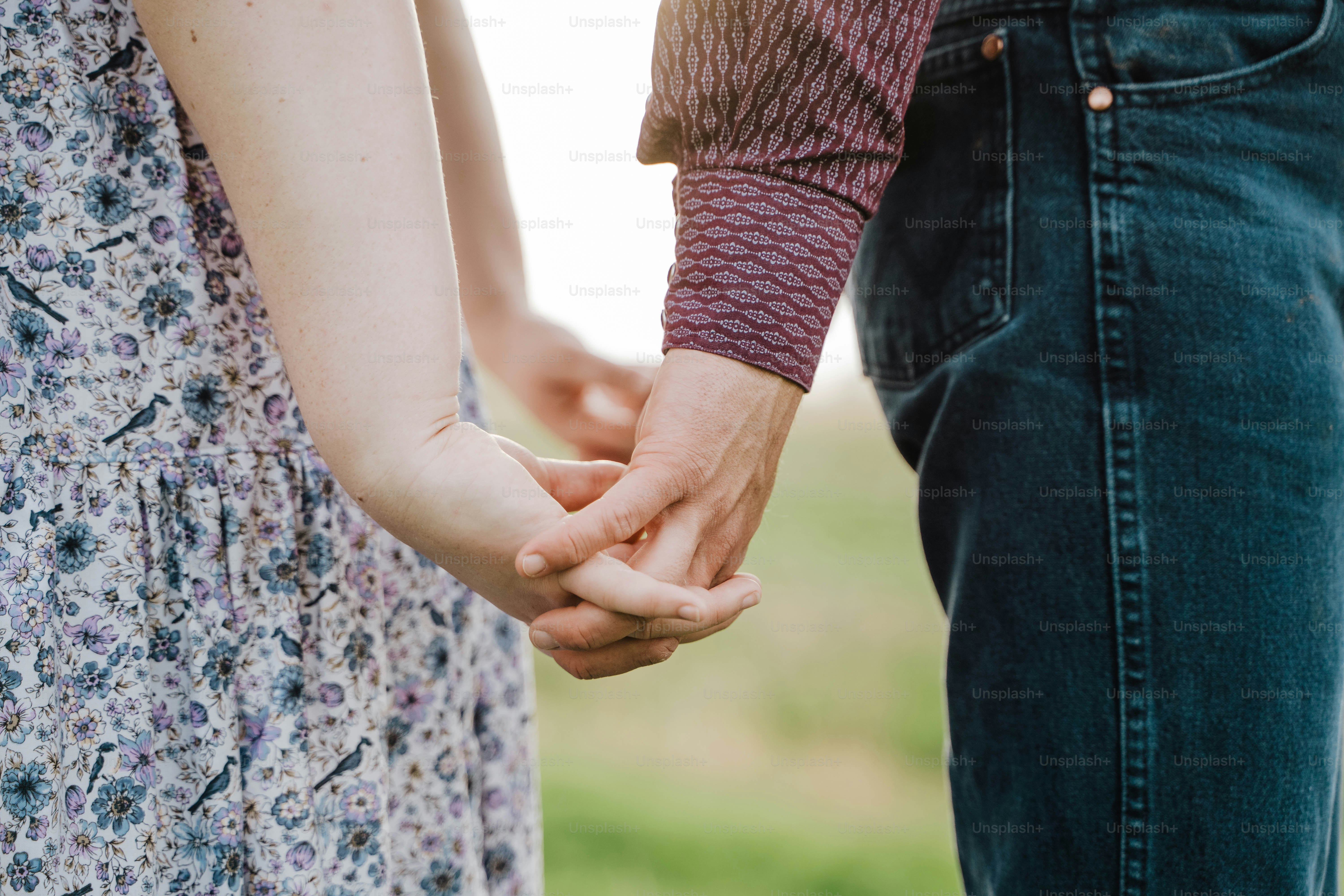 Una pareja tomada de la mano, compartiendo un tierno momento. foto ...