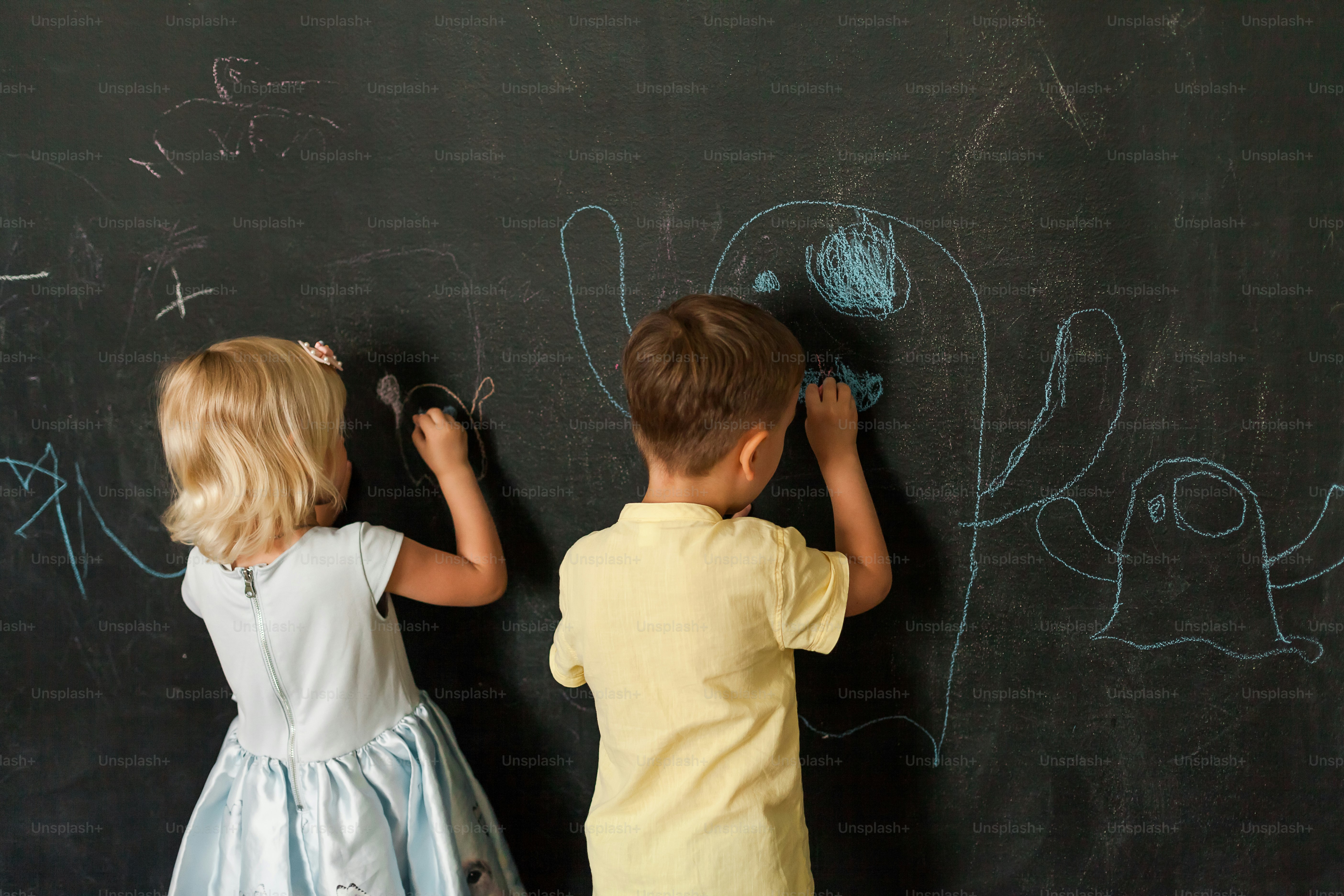 Kids are drawing monsters on a chalkboard. photo – Kids Image on Unsplash