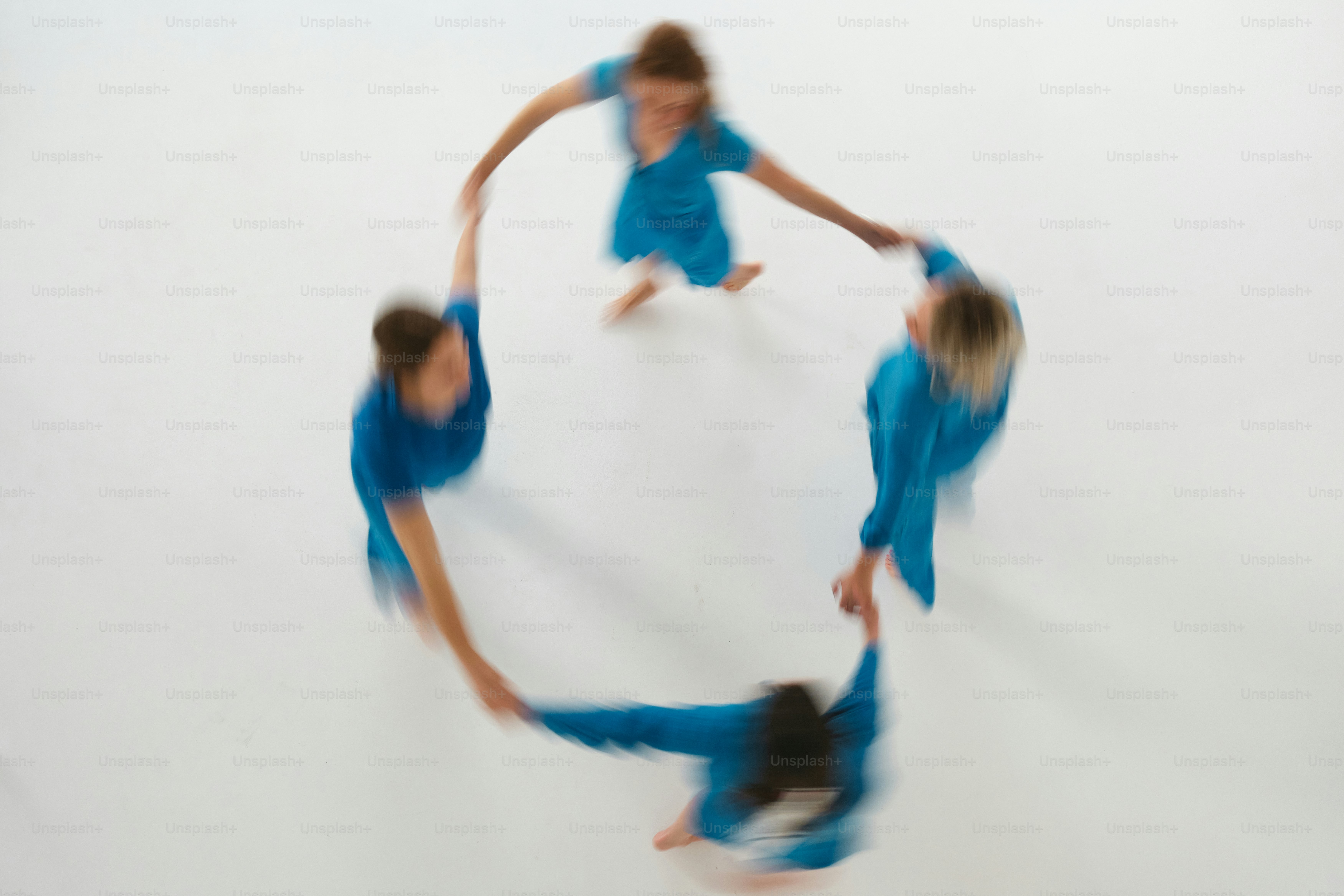 Personas con vestidos azules forman un círculo. foto – Imagen de ...